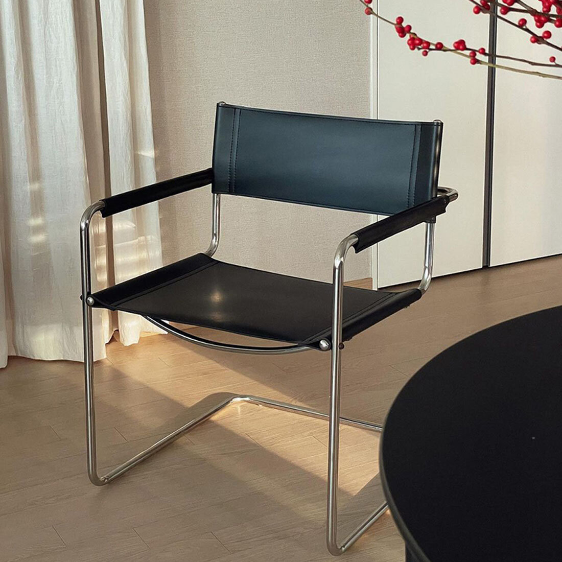 Минималистичный кожаный стул на полозьях Bow Chair (черный)