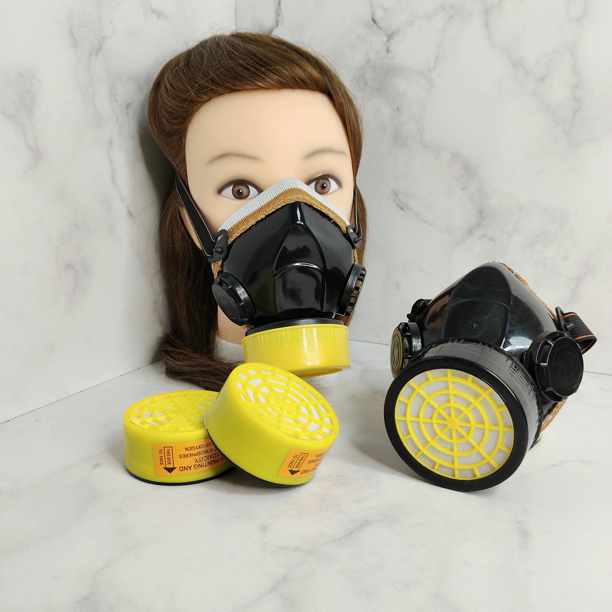 Защитная Маска-респиратор черный с одним круглыми угольными фильтрами 2 шт + 2 дополнительных угольных фильтра