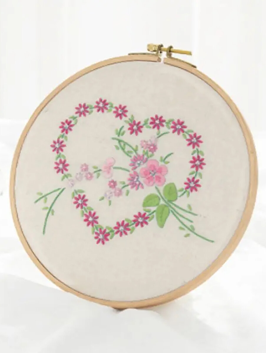 Набор для вышивания гладью на ткани с пяльцами Сердце, размер 13х9.5 см