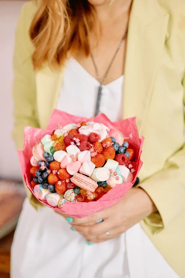 Букет «Аврора» из зефира и мармелада, клубники и малины, размер S, 15см, от Vegato Studio