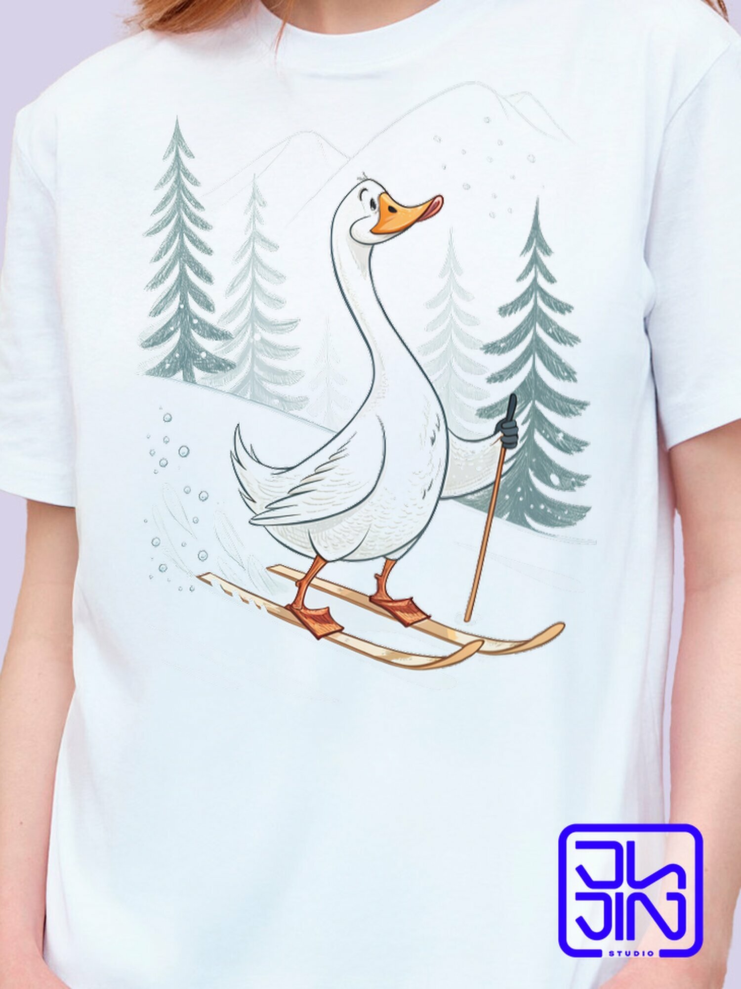 Футболка классическая женская с авторским принтом Черно-белая графитовая иллюстрация с гусем на лыжах, смешной зимний экстрим мем, белый хлопковый трикотаж с прикольным рисунком на груди