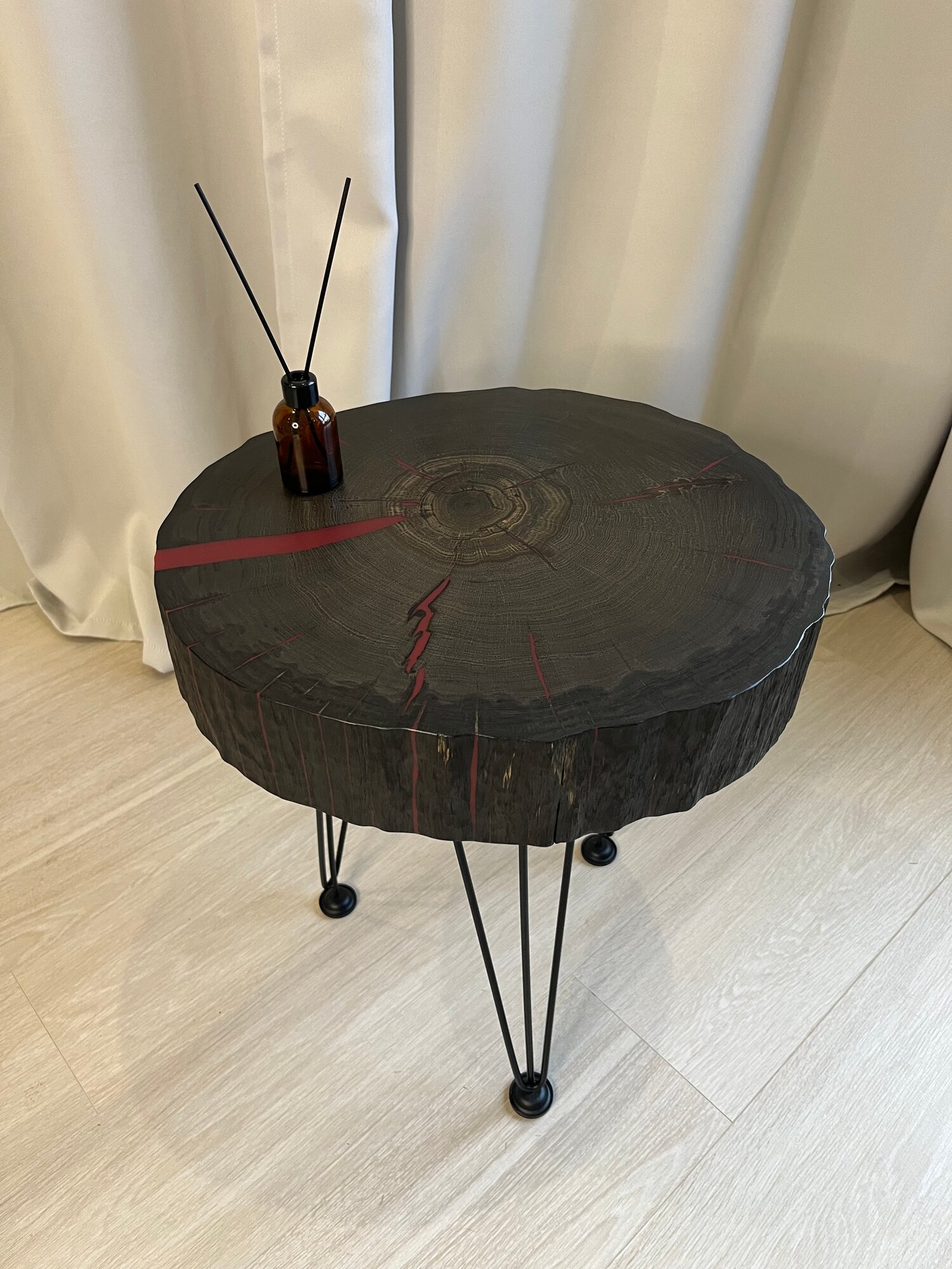 Журнальный столик из мореного дуба 43х39х8,8 см, стол из эпоксидной смолы