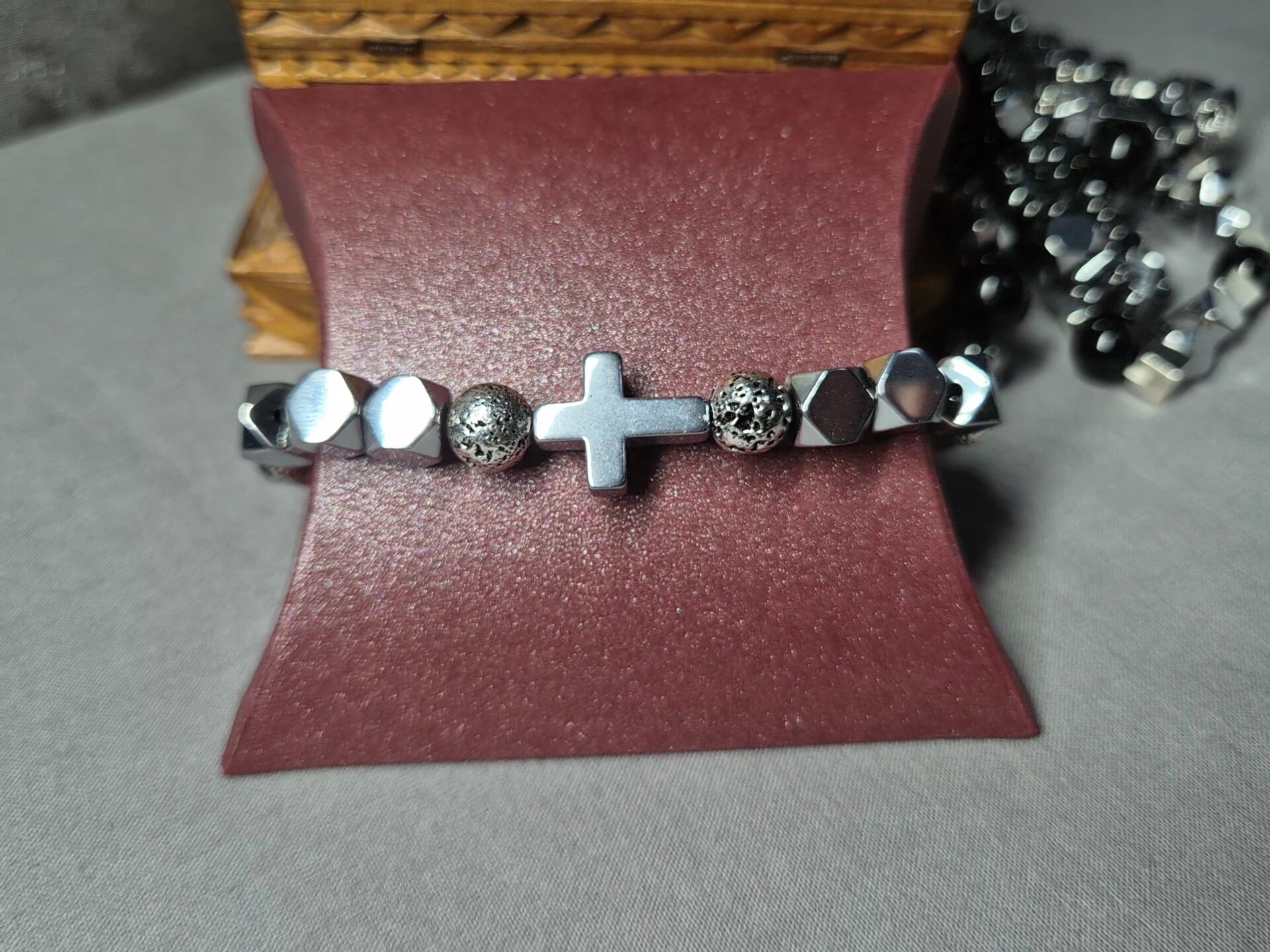 Славянский оберег, плетеный браслет, вулканическая лава, гематит