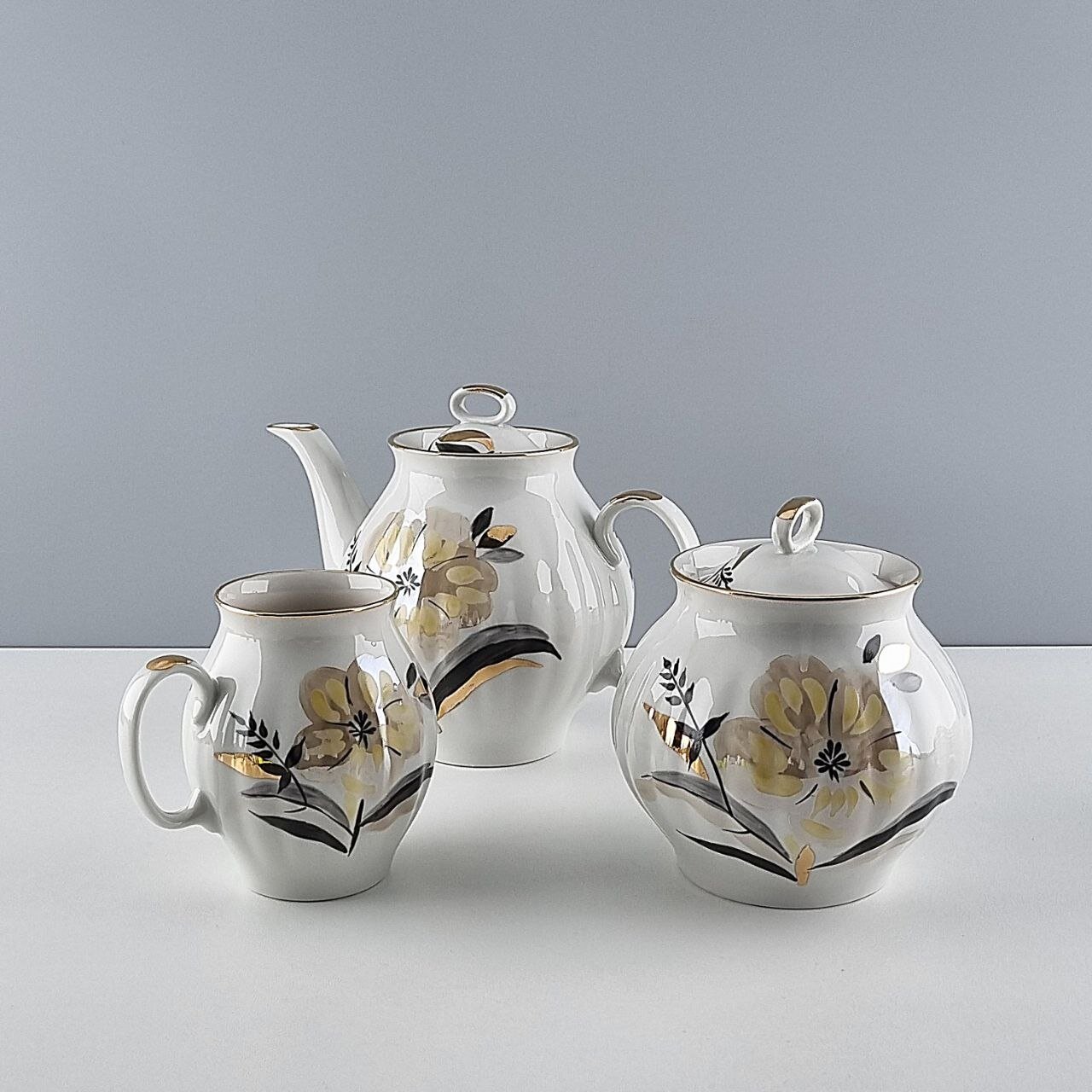Винтажный чайный набор (заварочный чайник, сахарница, молочник) "Цветы". Фарфор Дулево, роспись, позолота. Россия, 1990-е.