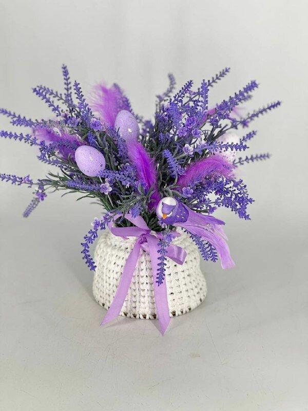 Композиция в вязанном кашпо из лаванды(искусственная)