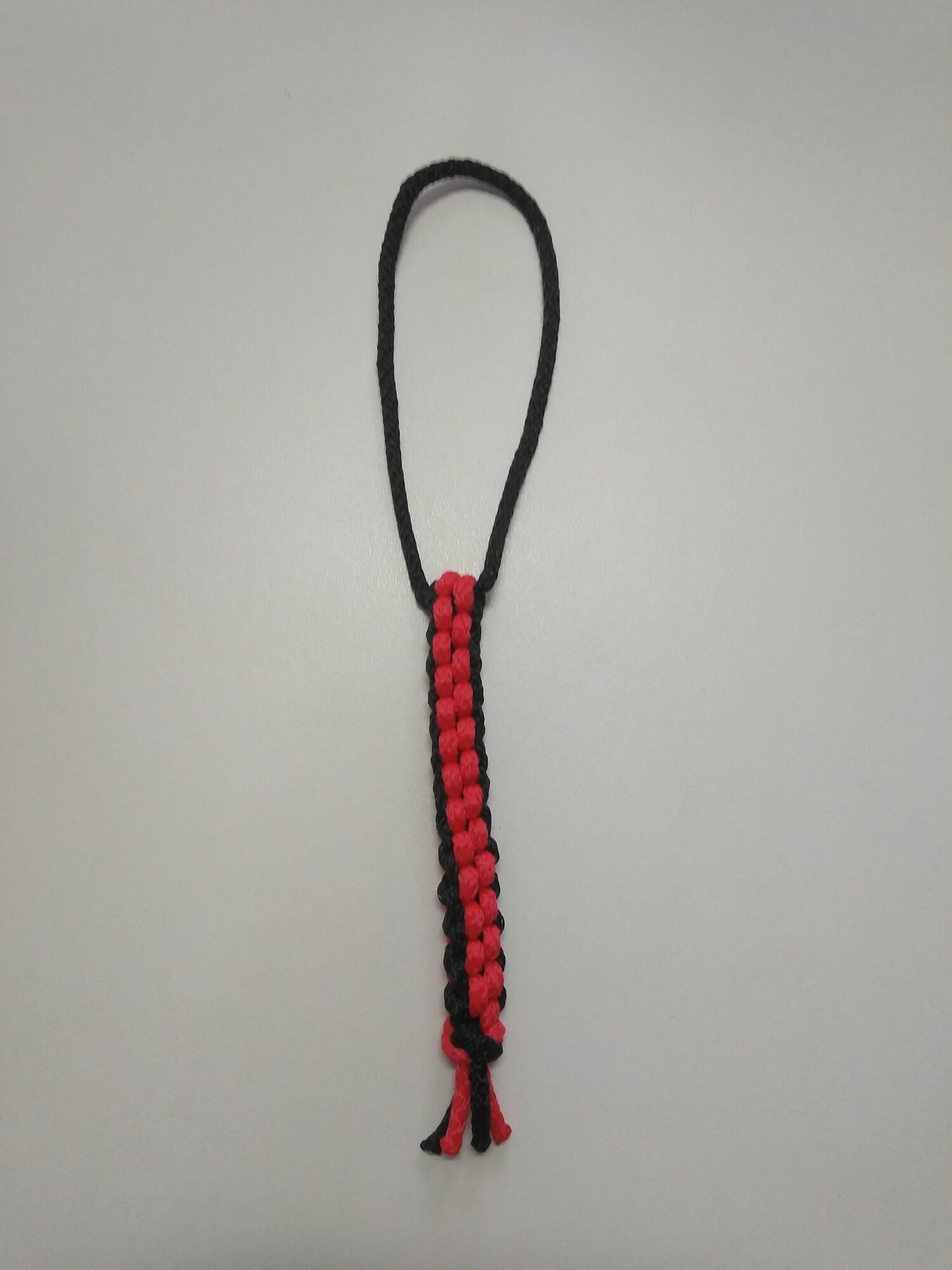 Темляк Pine Art "Square Stitch", для ножа, черно-красный