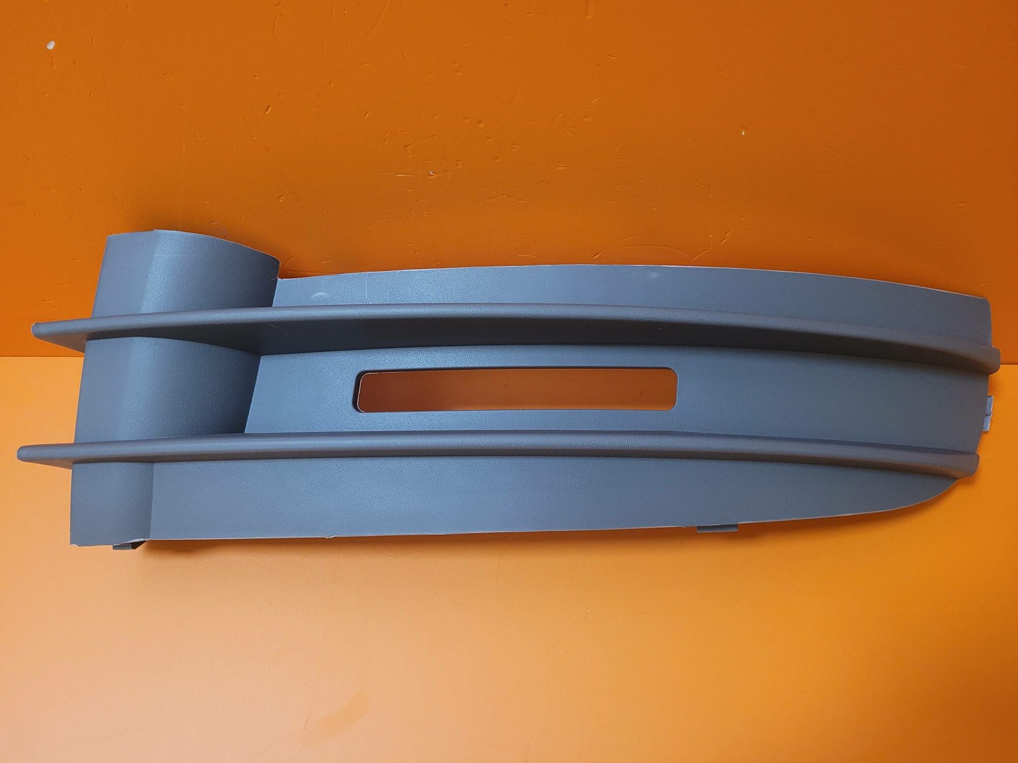 Решетка переднего бампера левая VW Caddy 3 (ОЕ: 2K08536837G9)