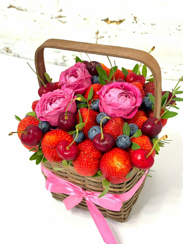 Ягодная корзинка с розами (BuketOnline)