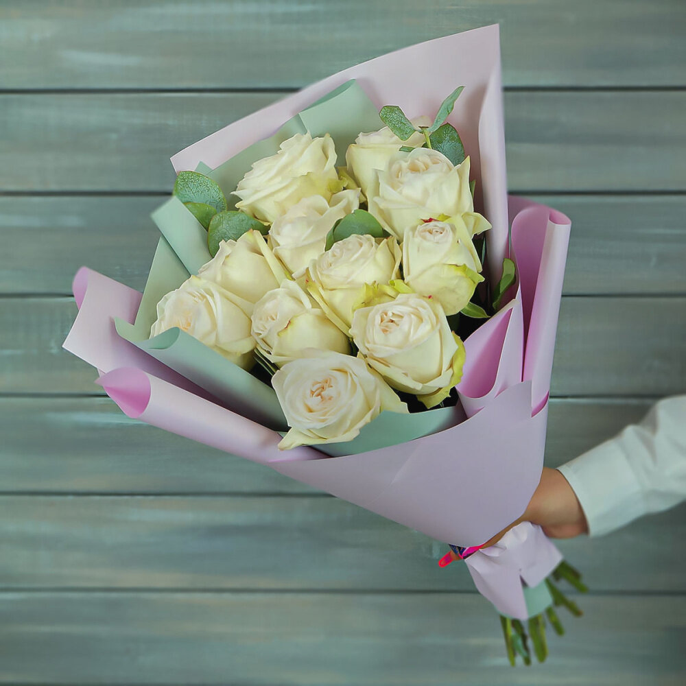 Букет живых цветов Букет Маркет "Охара", бело-кремовые розы, 55см, 11шт, упаковка в бумагу