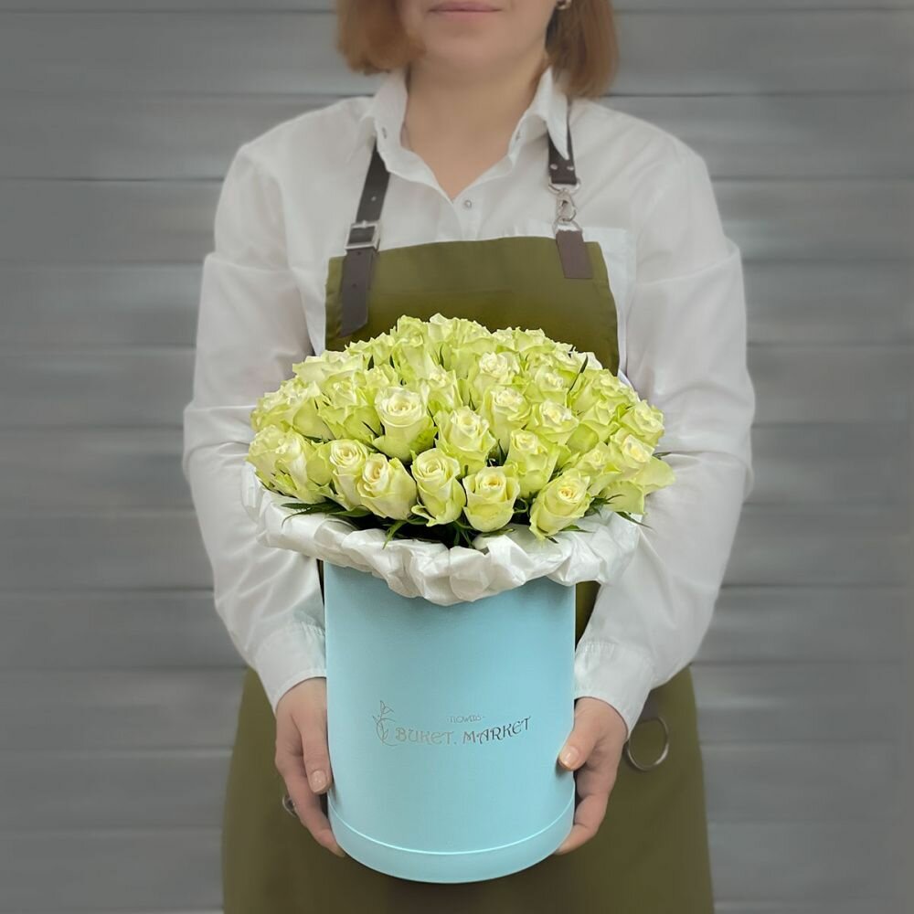 Букет живых цветов из 51 белой Кенийской розы в шляпной коробке