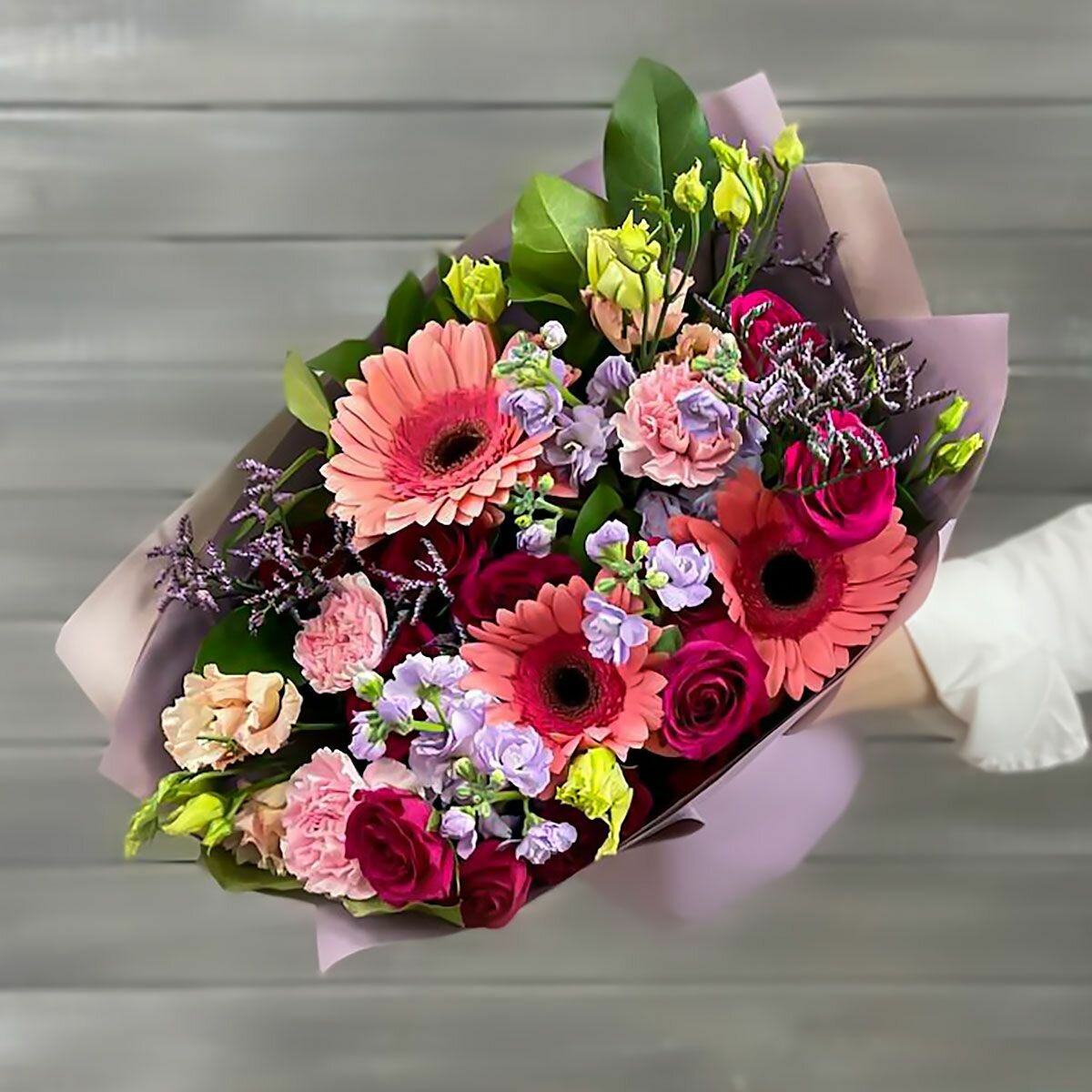 Букет из живых цветов гербер, роз и маттиолы