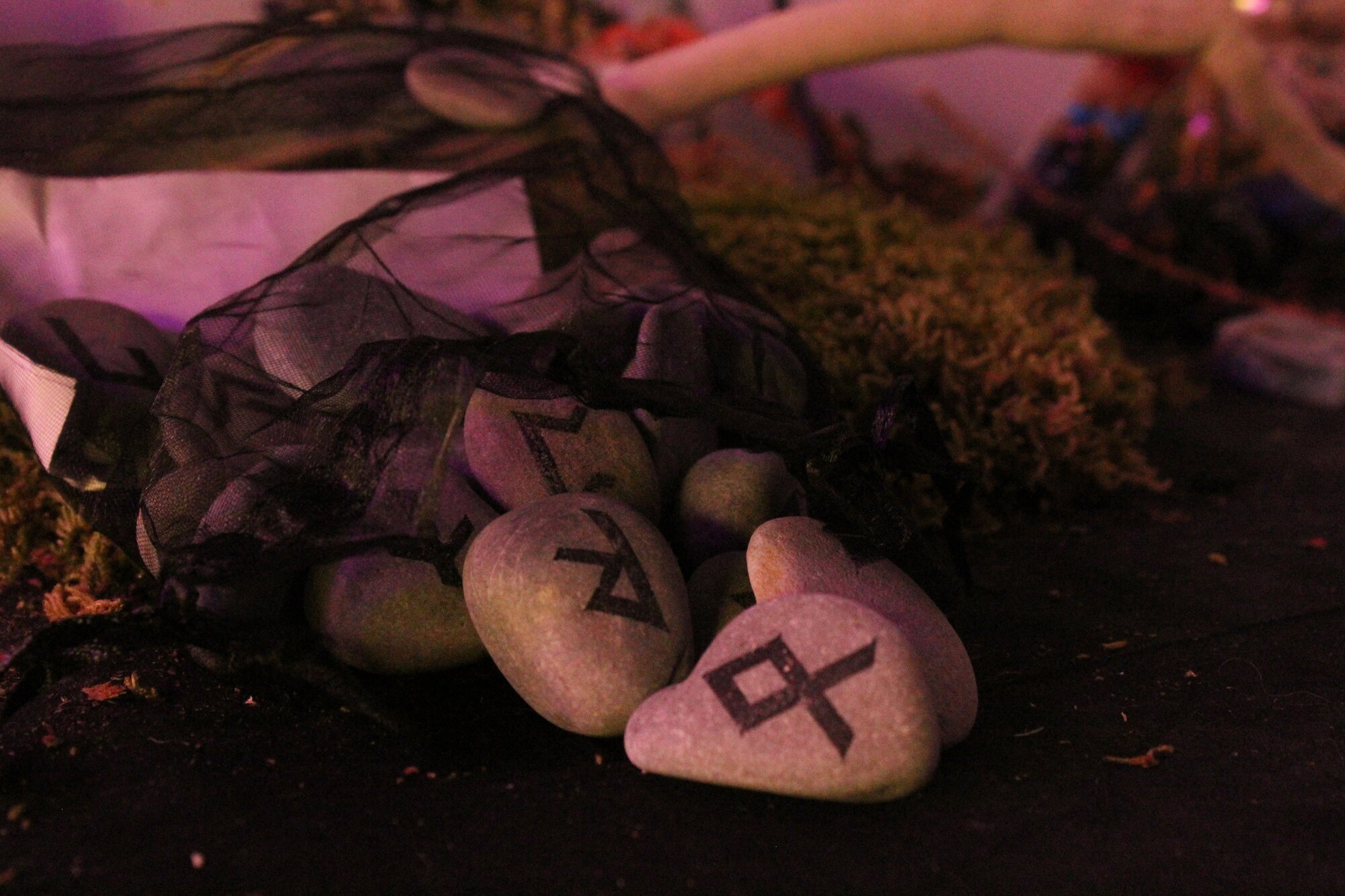 Скандинавские руны из натурального камня