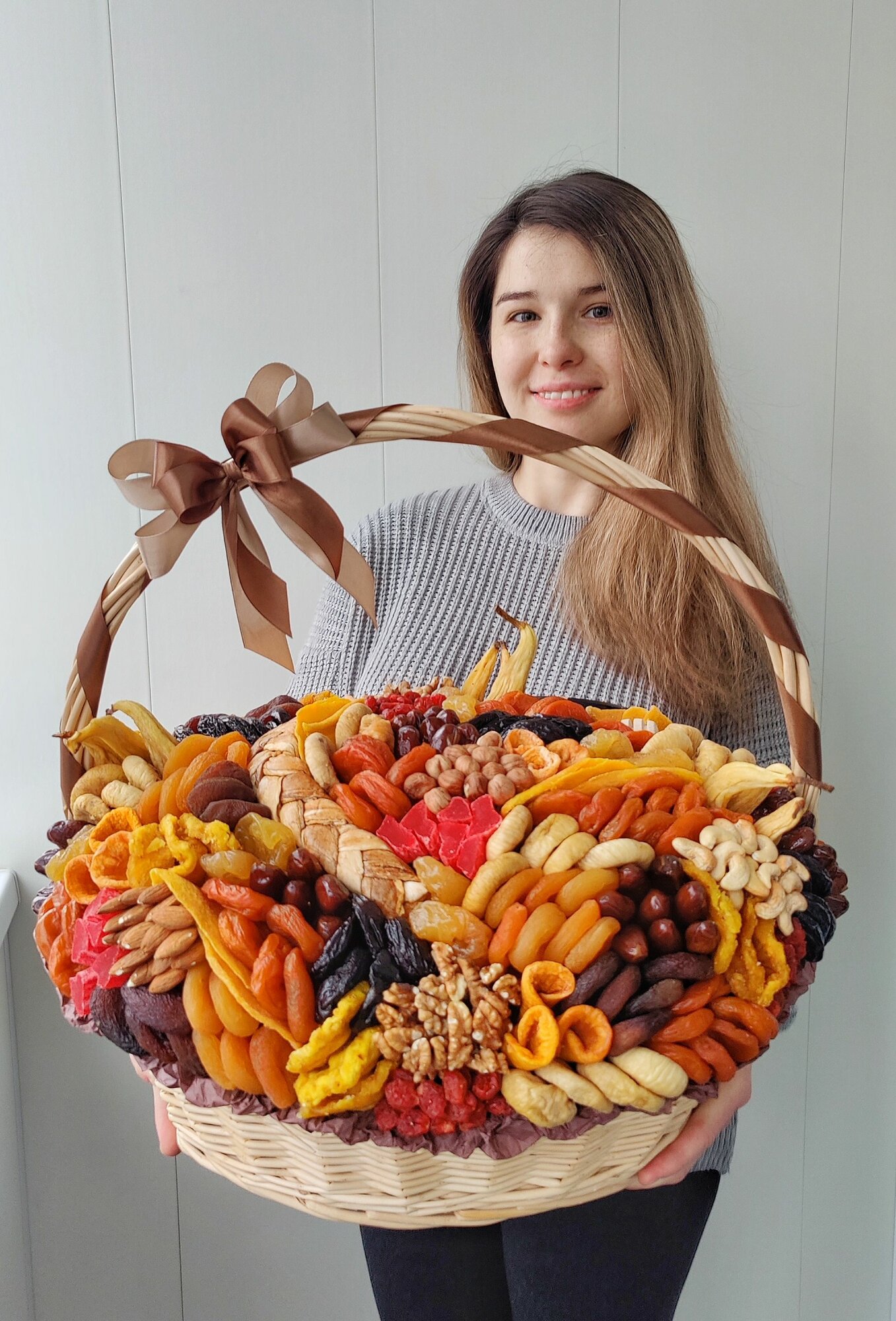 Корзина с отборными сухофруктами и орешками