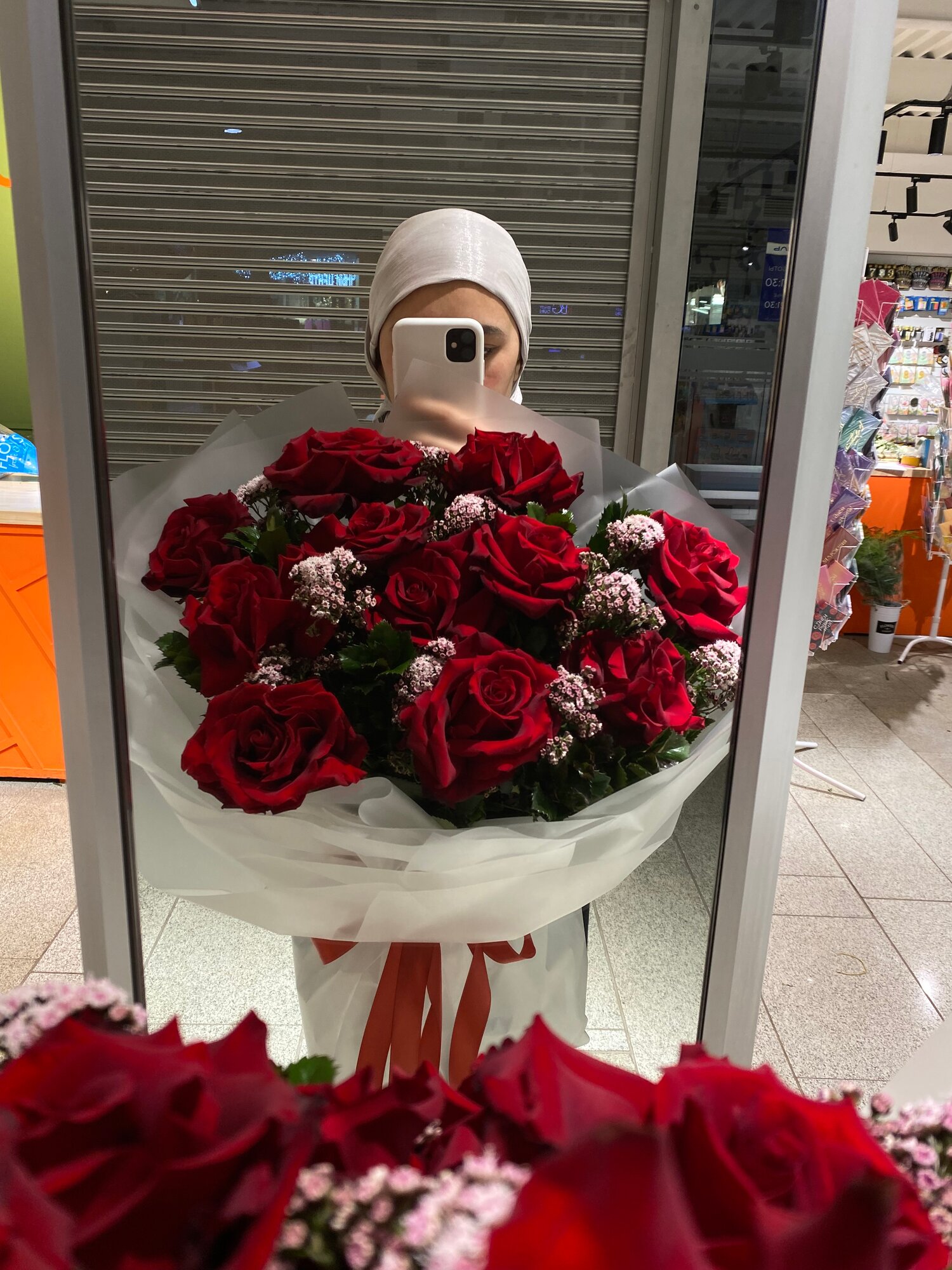 Букет живых цветов NURA FLOWERS "XXL", из гвоздик 2 и 11 французских роз , на стеблях — фото 1