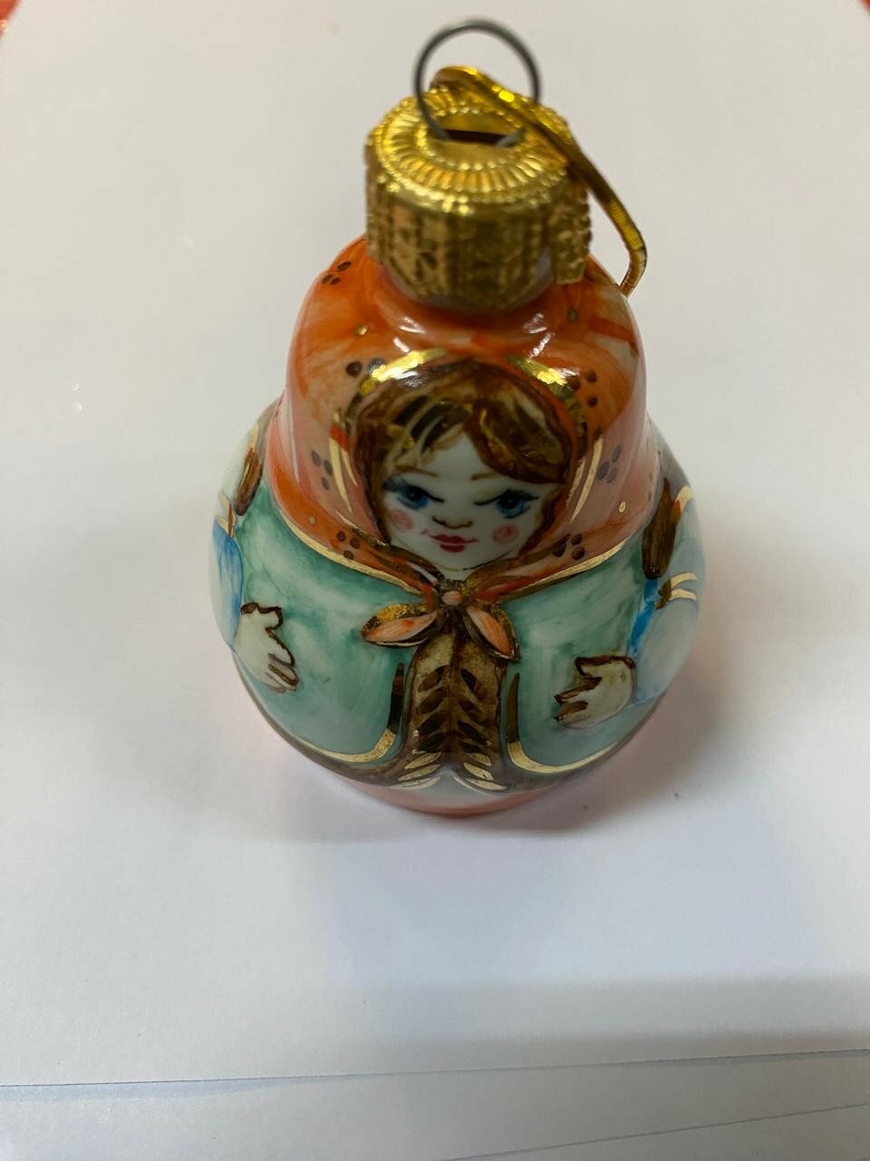 Игрушка на елку Матрешка мятная, фарфор