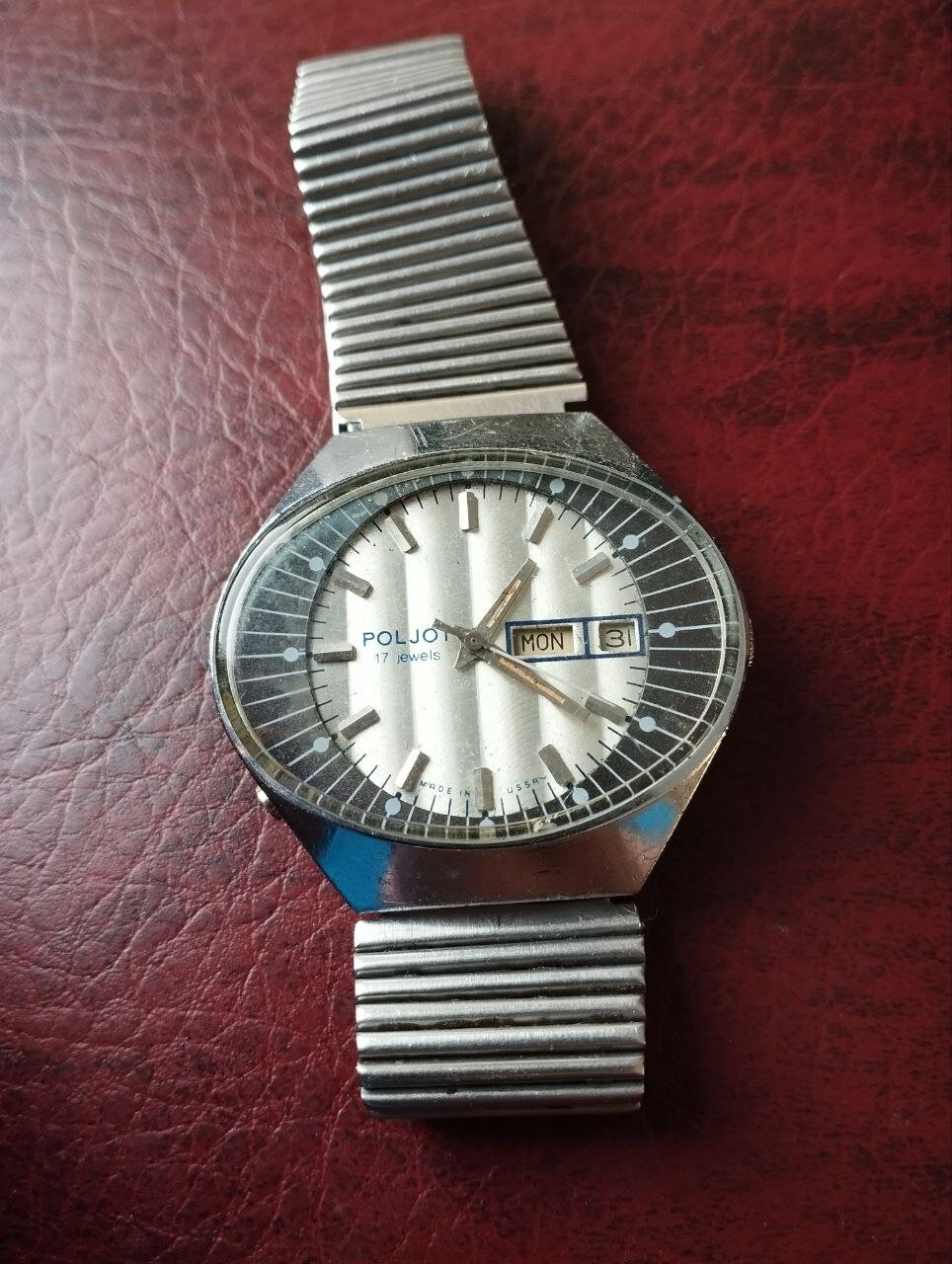 Винтажные часы Poljot Стадион с двойным календарем. СССР 1980е гг.