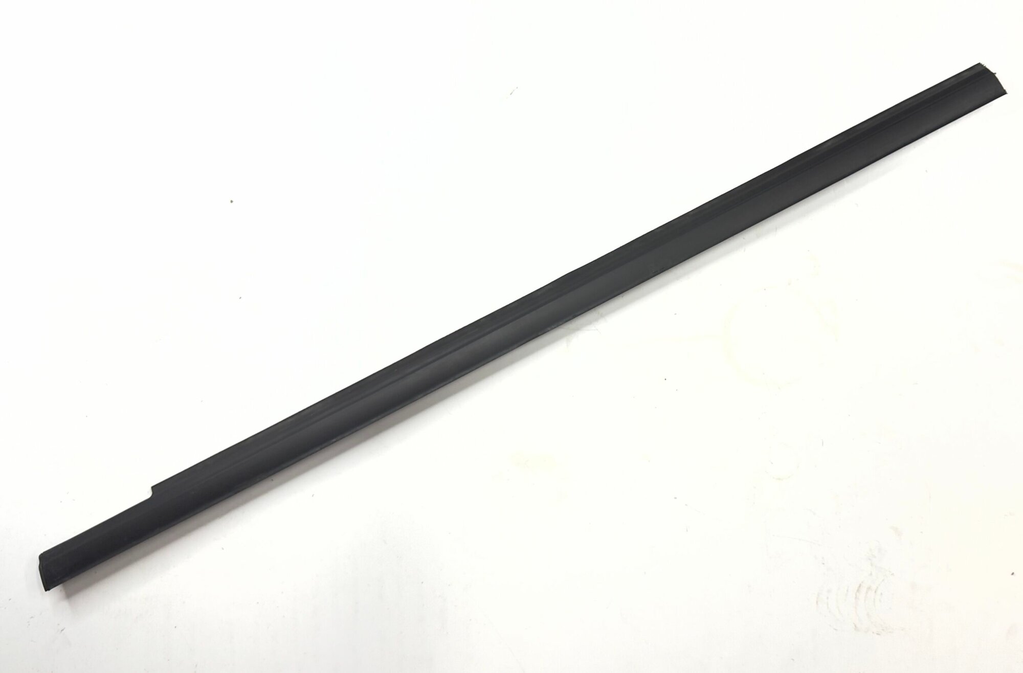 Уплотнитель стекла передней левой двери наружный Chery QQ [1.1 8V 5MT хетчбэк] S115206115