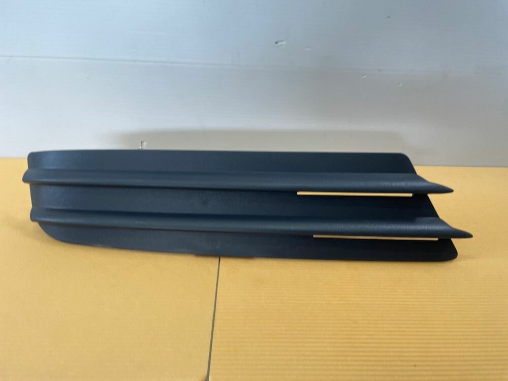 Заглушка (накладка) крепления фары правая MAN TGX длинная (МАН ТГХ)