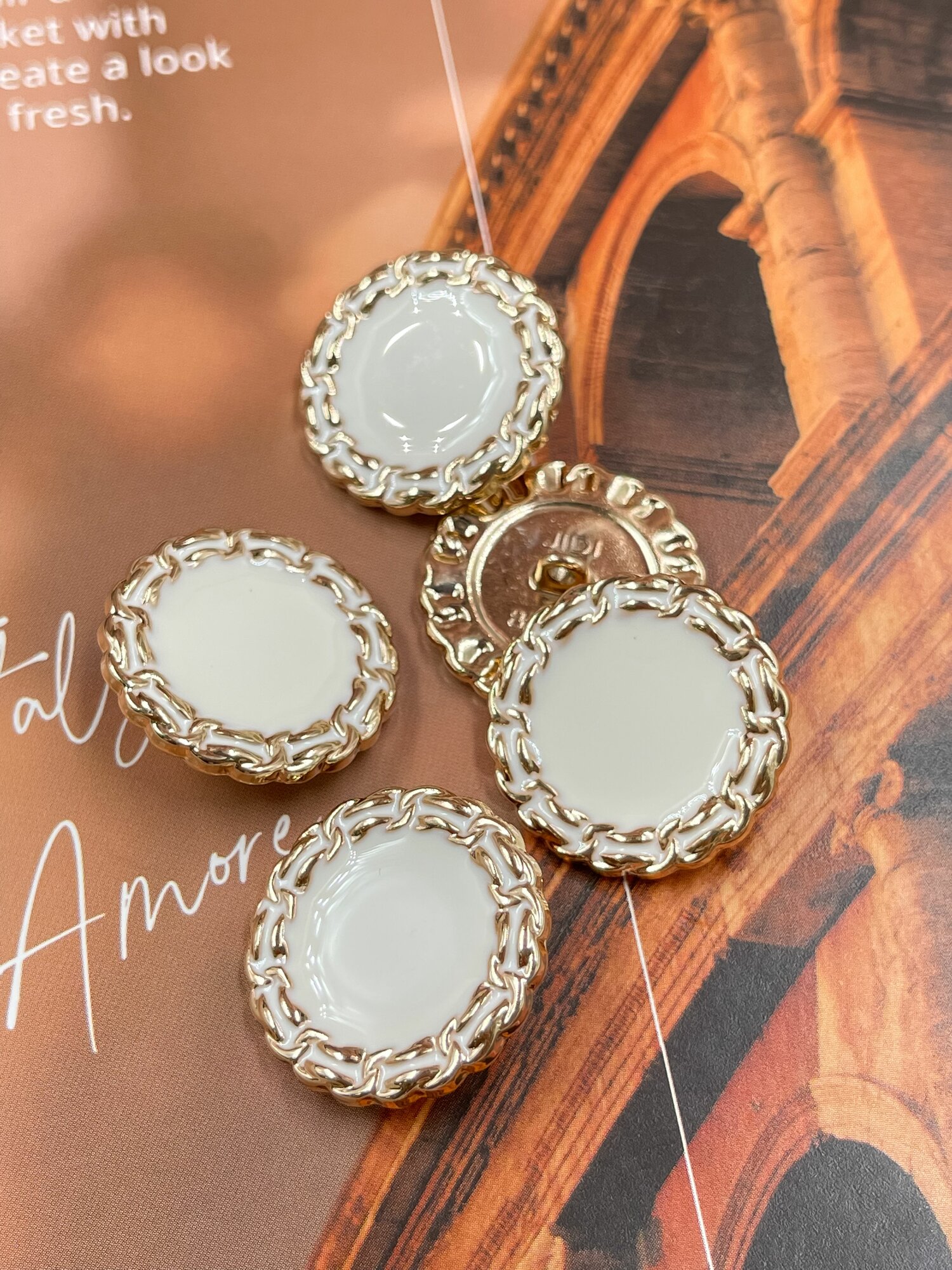 Пуговицы золотистые с белой эмалью 25 мм, 5 штук