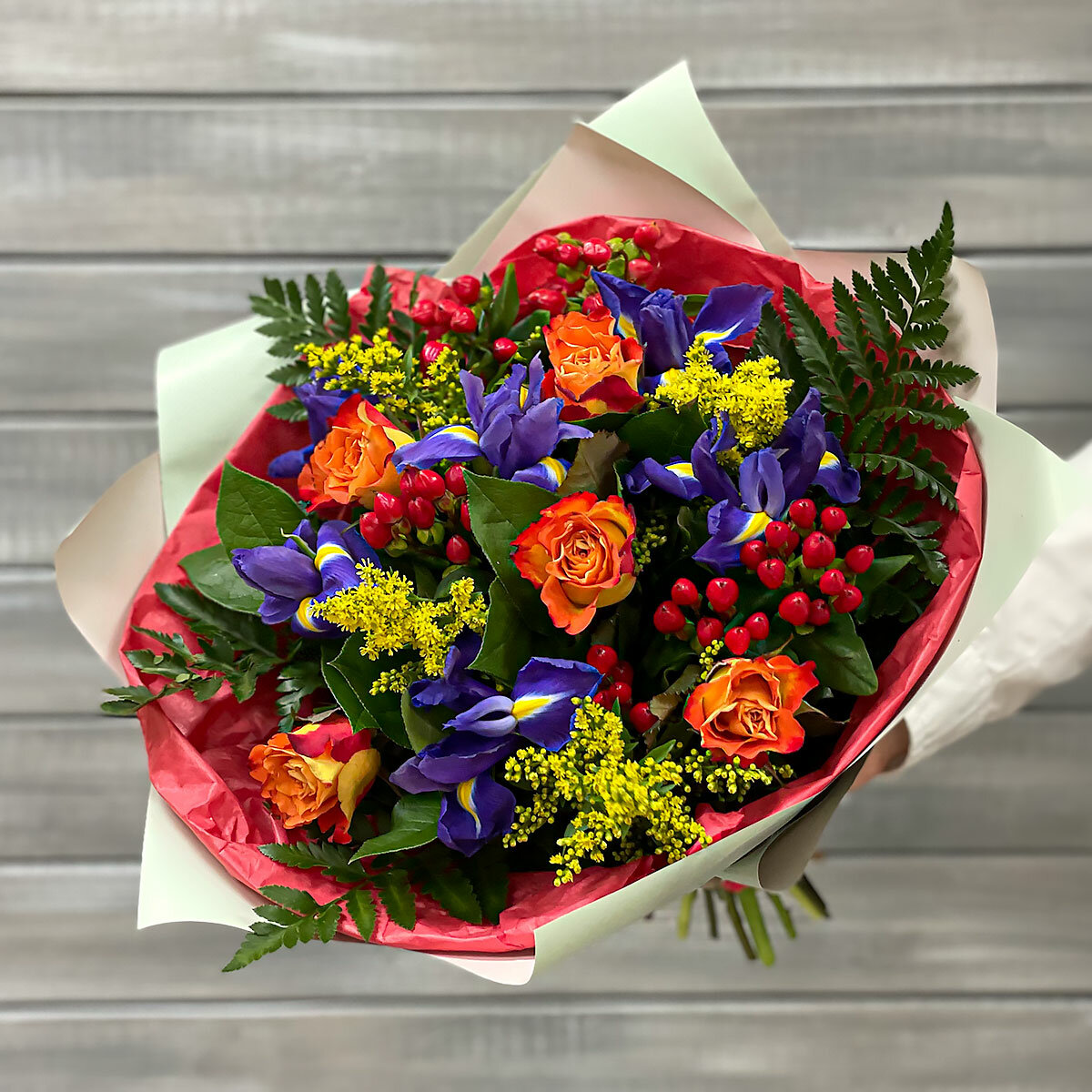 Букет Букет Маркет "Букет из Роз и Ирисов", сборный, высота 35 см