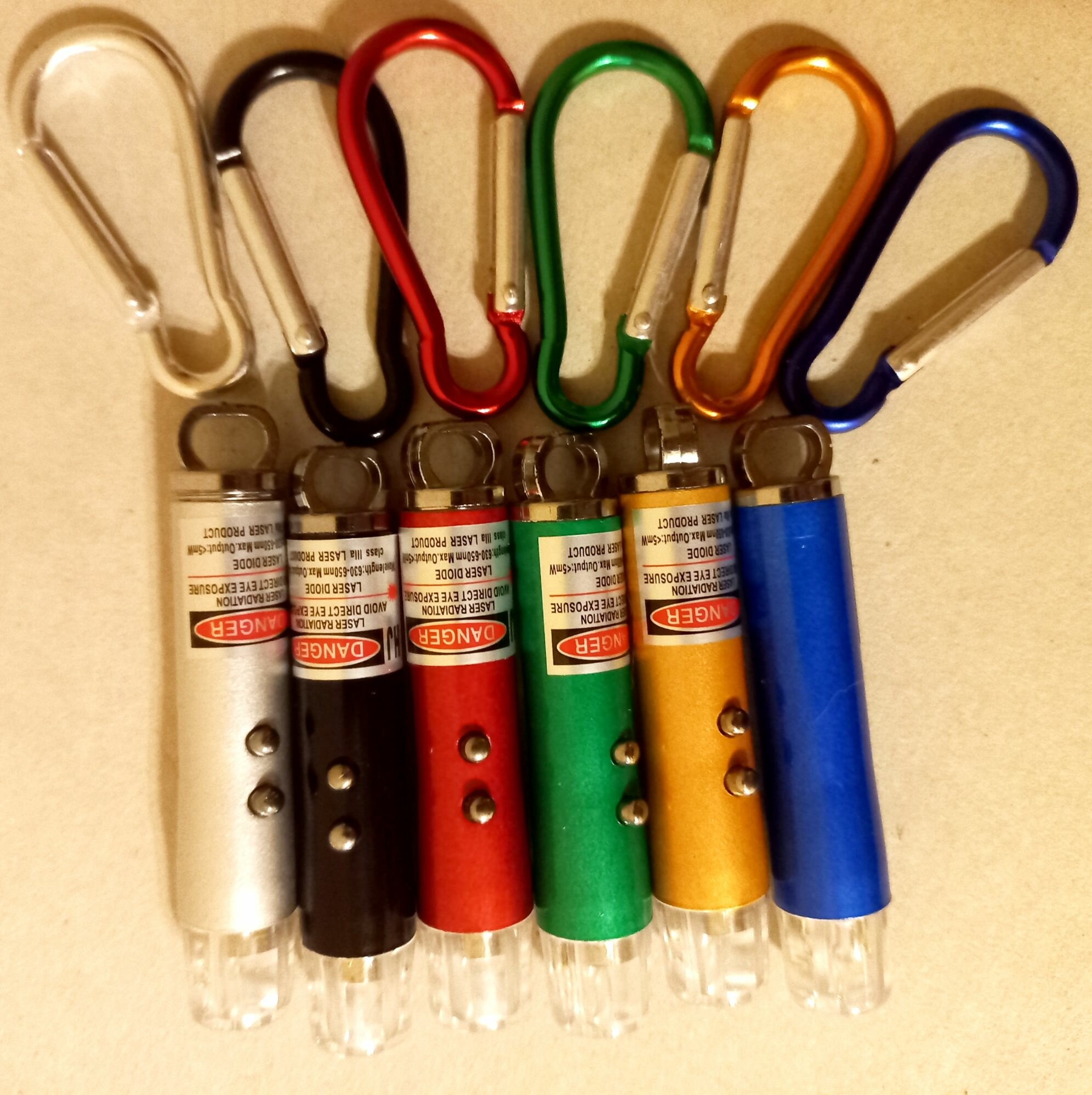 Указка лазерная+фонарик+брелок, 1шт 7см, 3 в 1ом, с карабином, батарейки в комплекте, цвета рандом, микс.