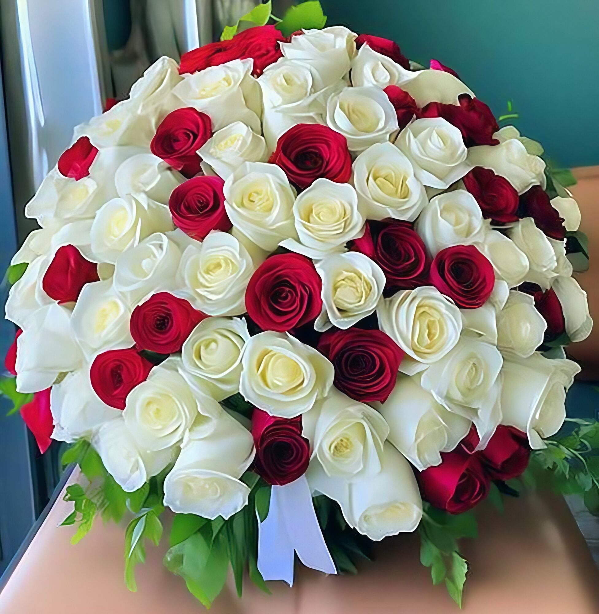 Букет из красных и белых роз 51 шт, красивый букет цветов, шикарный, премиум цветы, премиум букет