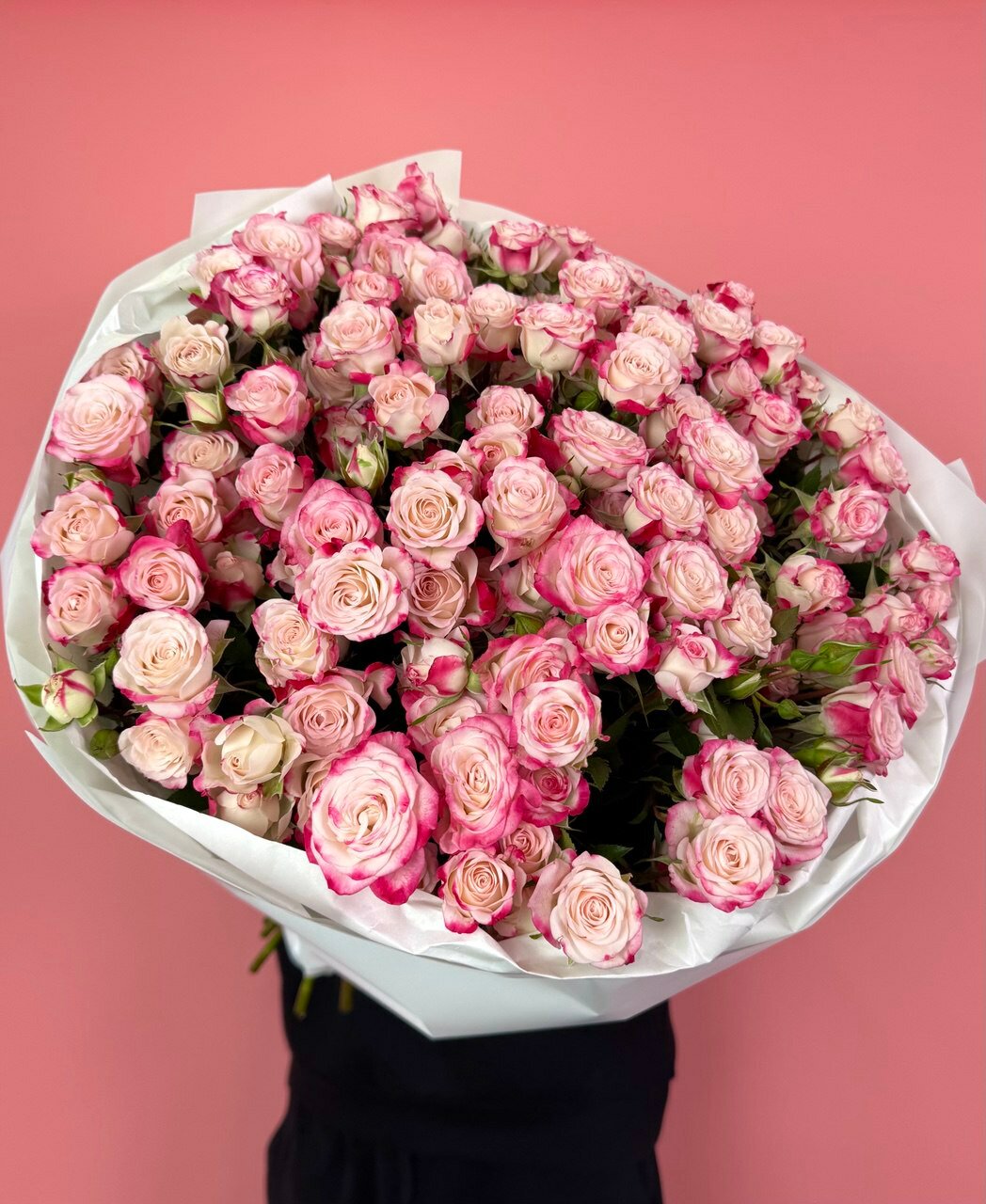 Круглый букет цветов из кустовых бело-малиновых роз с экспресс доставкой
