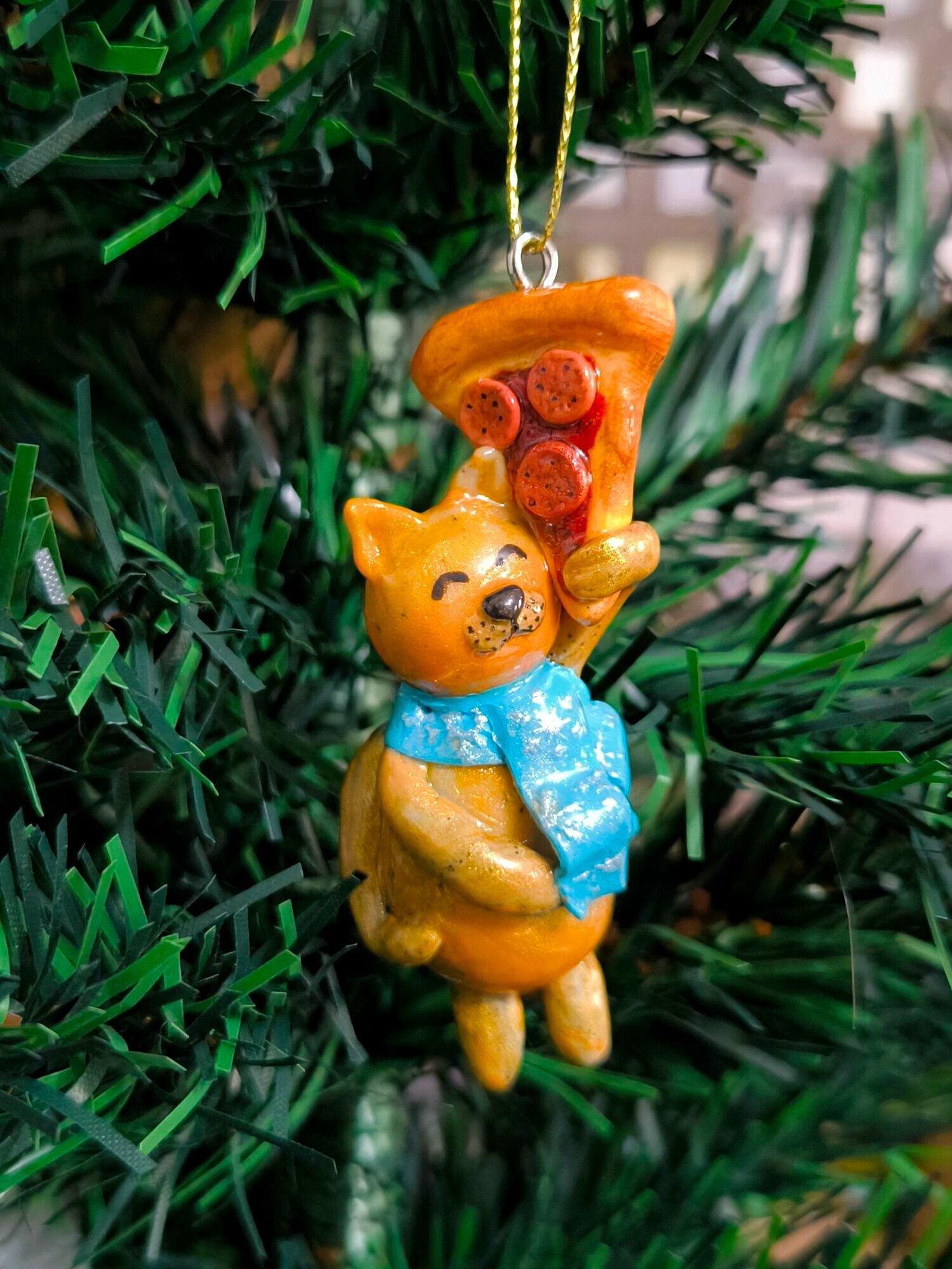 Новогодняя игрушка Котик с пиццей ручной работы, елочное украшение из полимерной запекаемой глины. Оригинальный подарок.