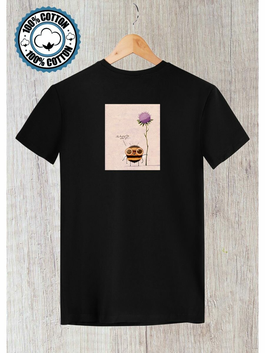 Футболка пчела держит цветок