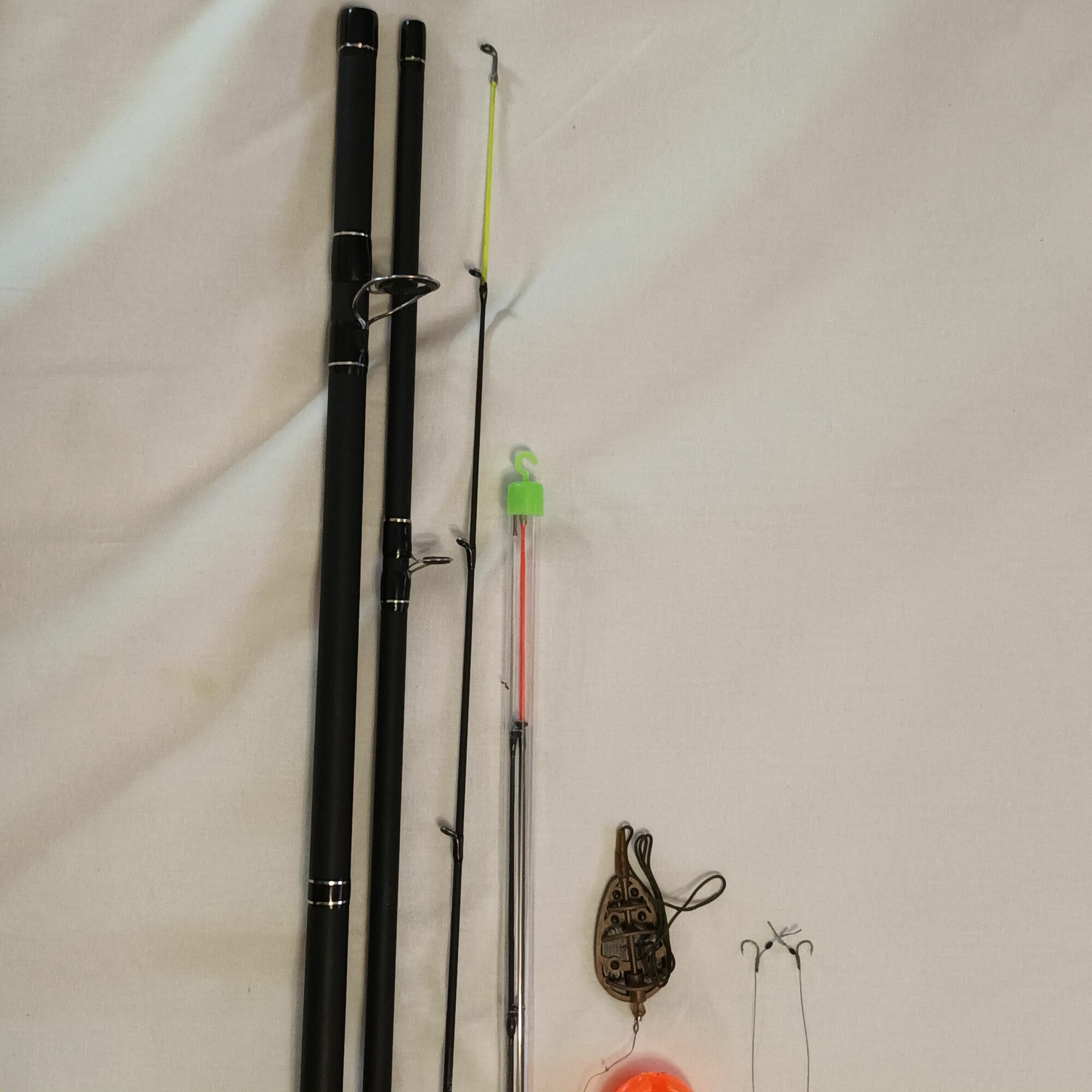 Фидерное удилище полностью оснащенное для ловли флэт-методом