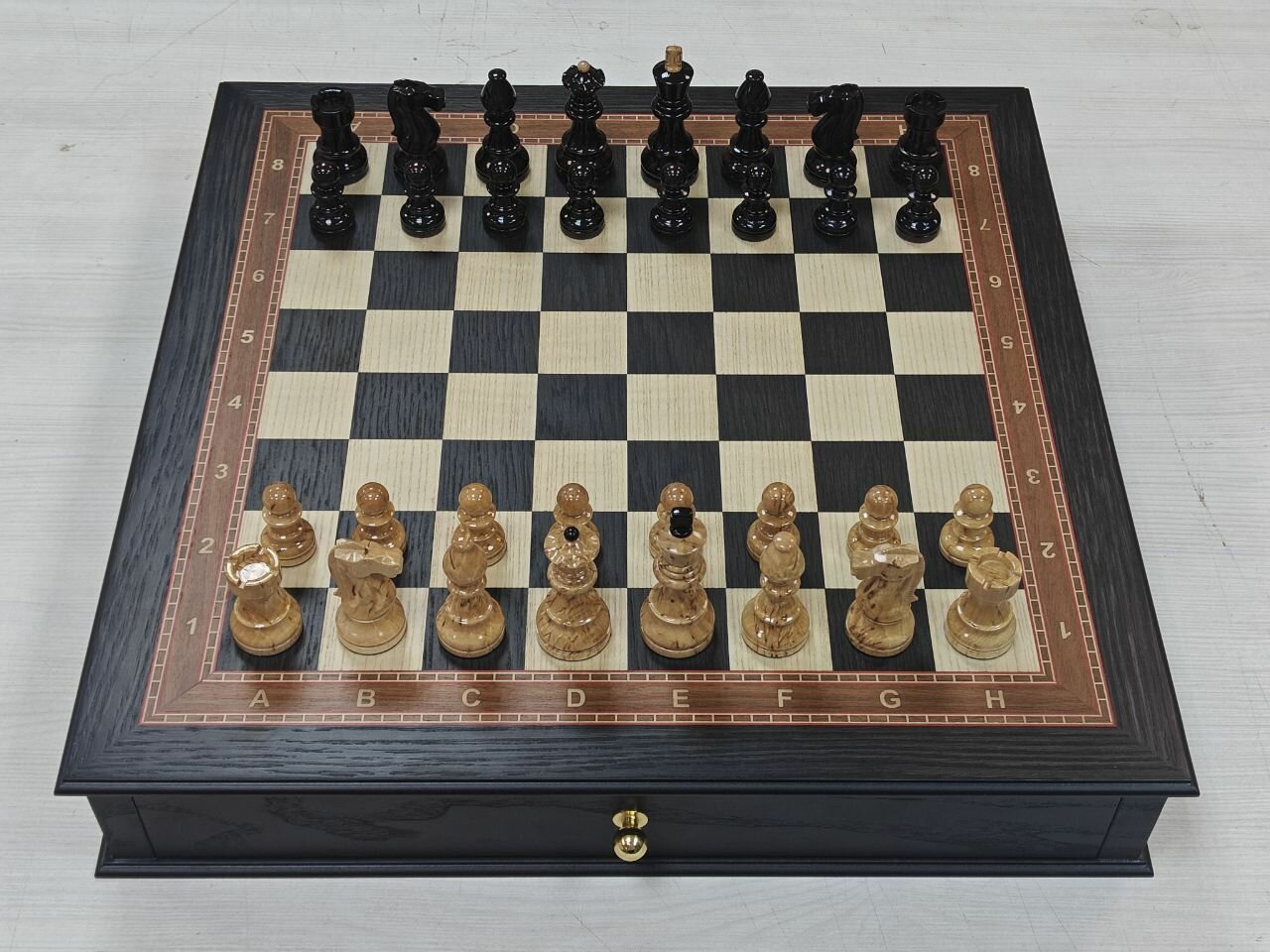 Шахматы подарочные из мореного дуба в ларце с фигурами карельская береза Люкс