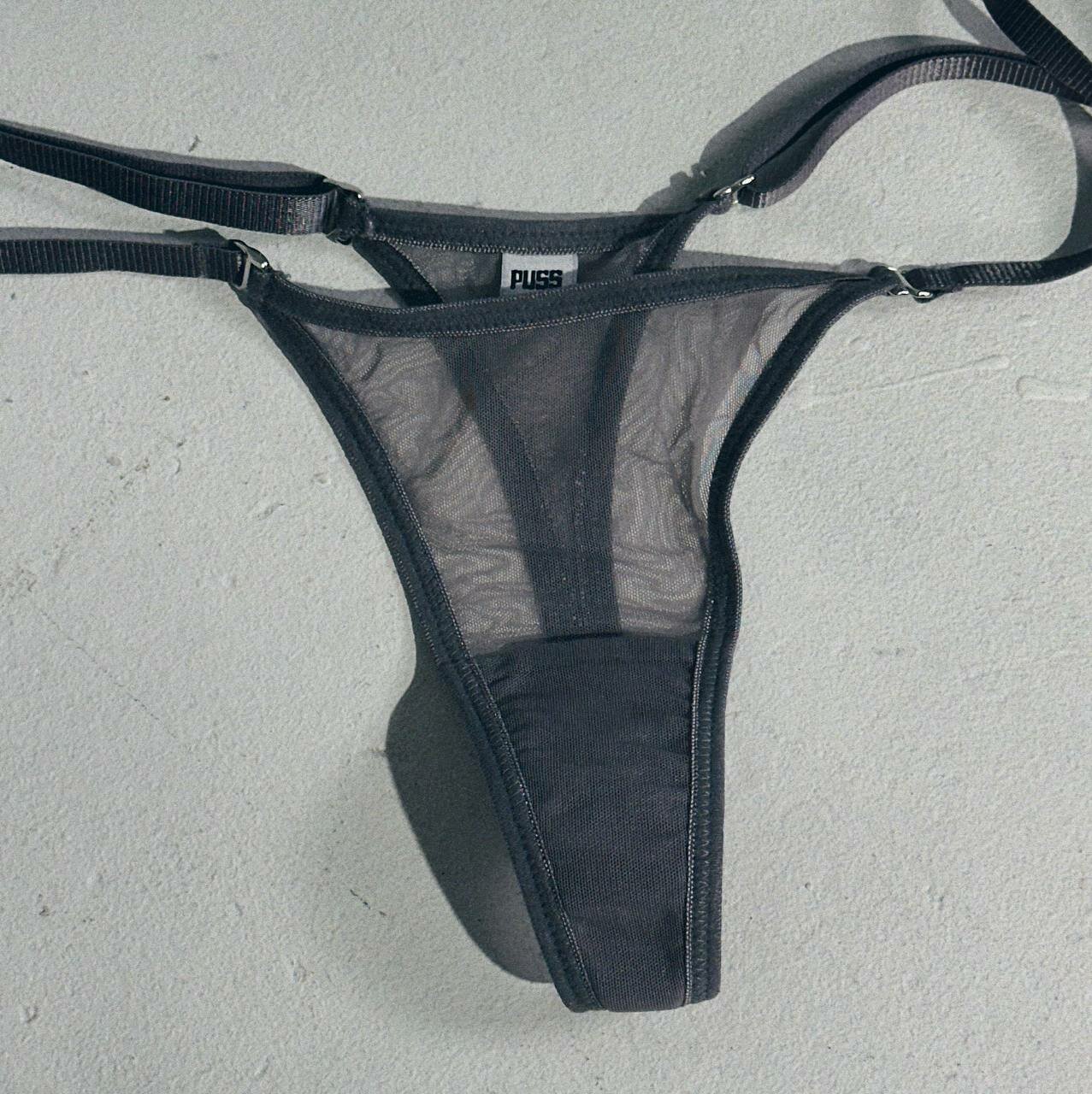 Трусы PUSS серые стринги женские на регулируемых съёмных бретелях в мягкой эластичной сеточке серого цвета