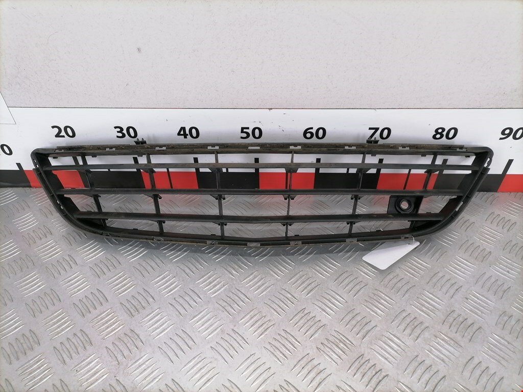 Решетка (заглушка) в бампер центральная Opel Corsa D 13231589 арт. 1705312