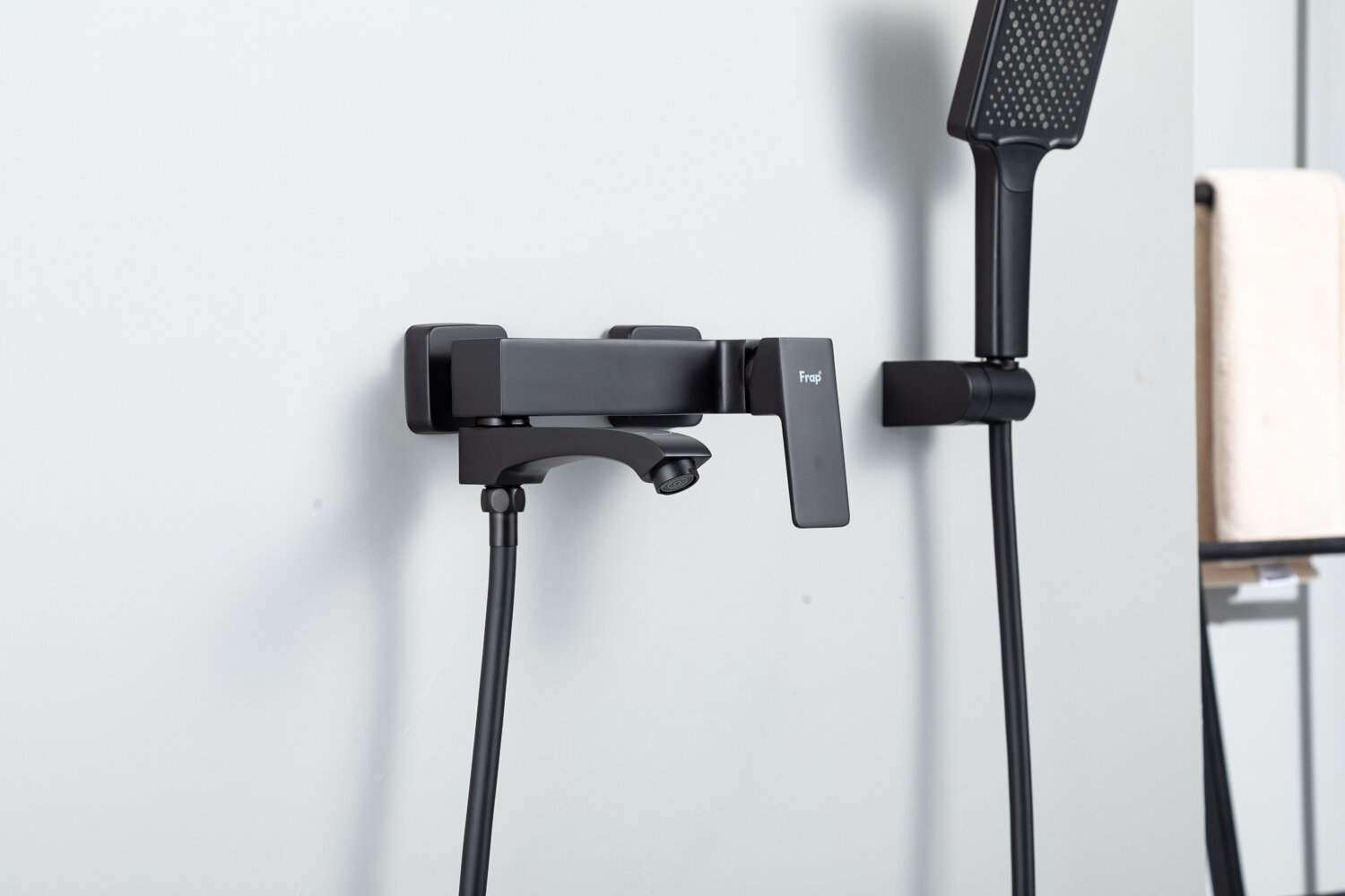 Смеситель для ванны с поворотным изливом F3276-6 латунь, черный