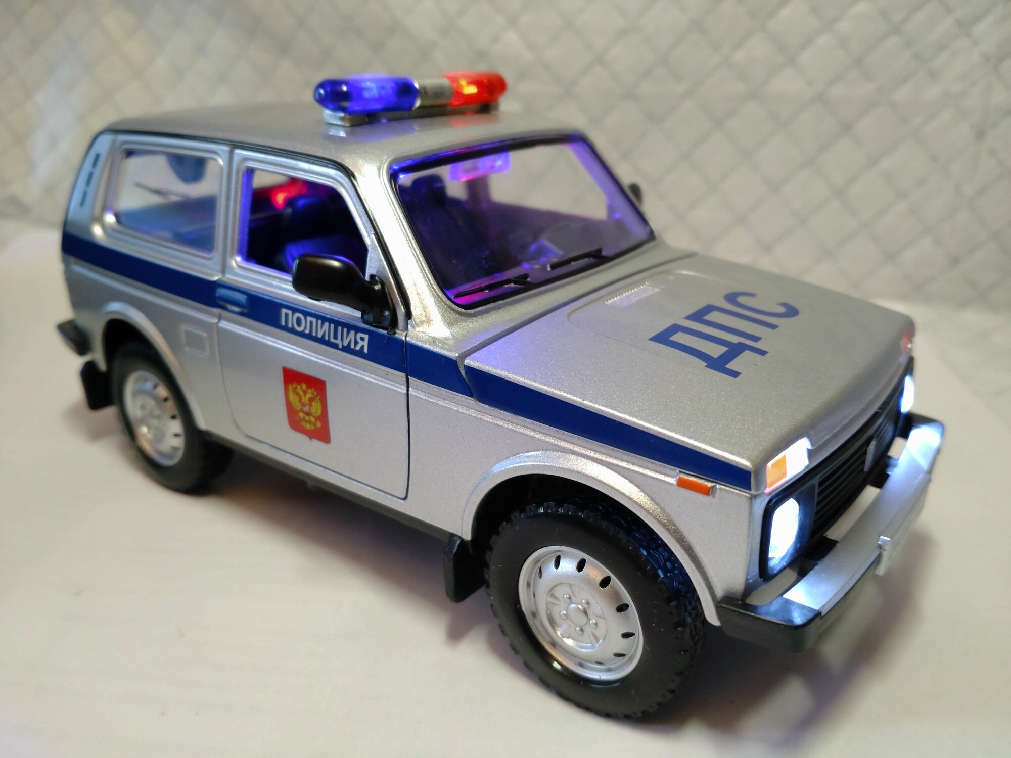 Металлическая машинка ВАЗ 2121 нива 4х4 модель 1:24