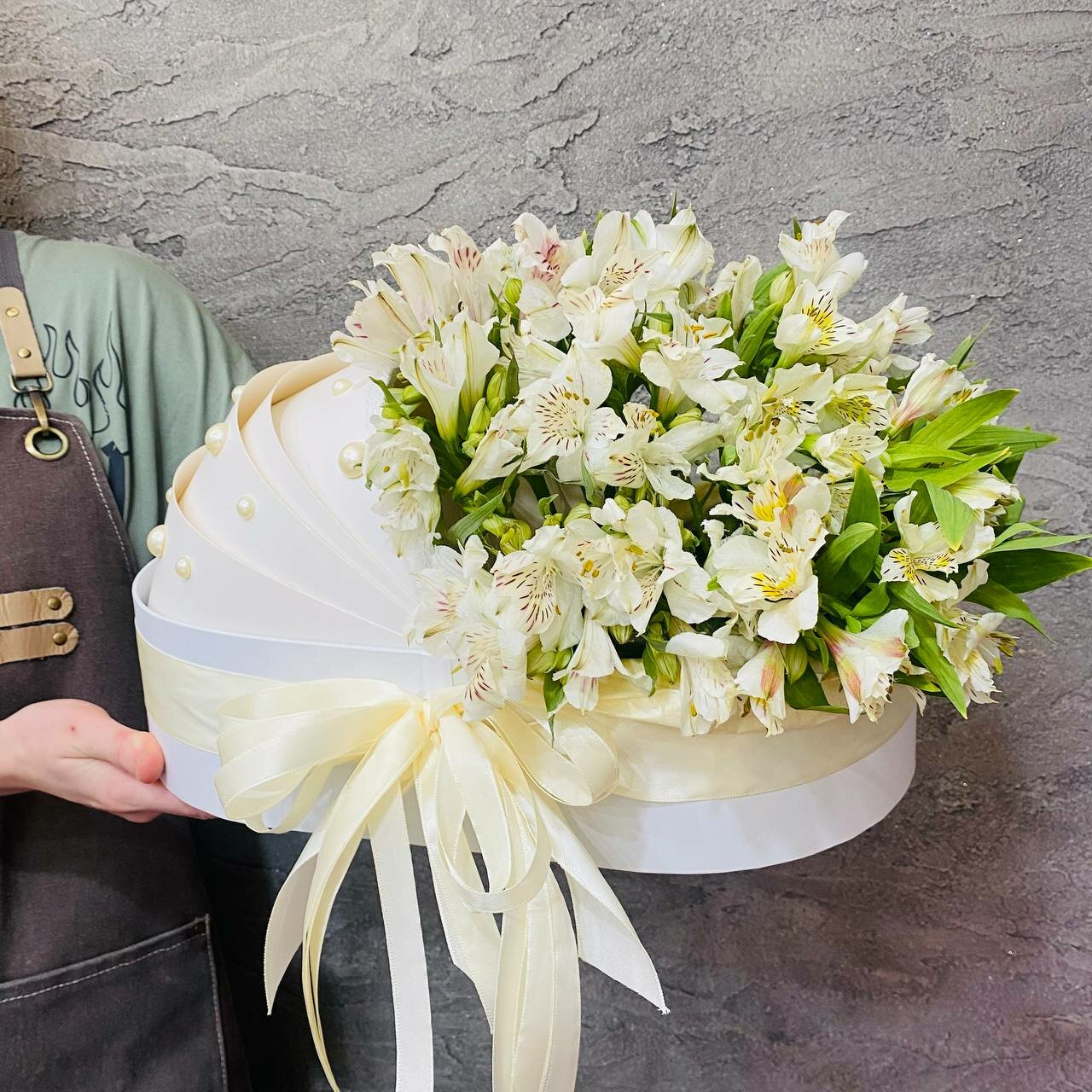 Колыбель люлька с цветами на выписку из роддома. Букет на рождение малыша