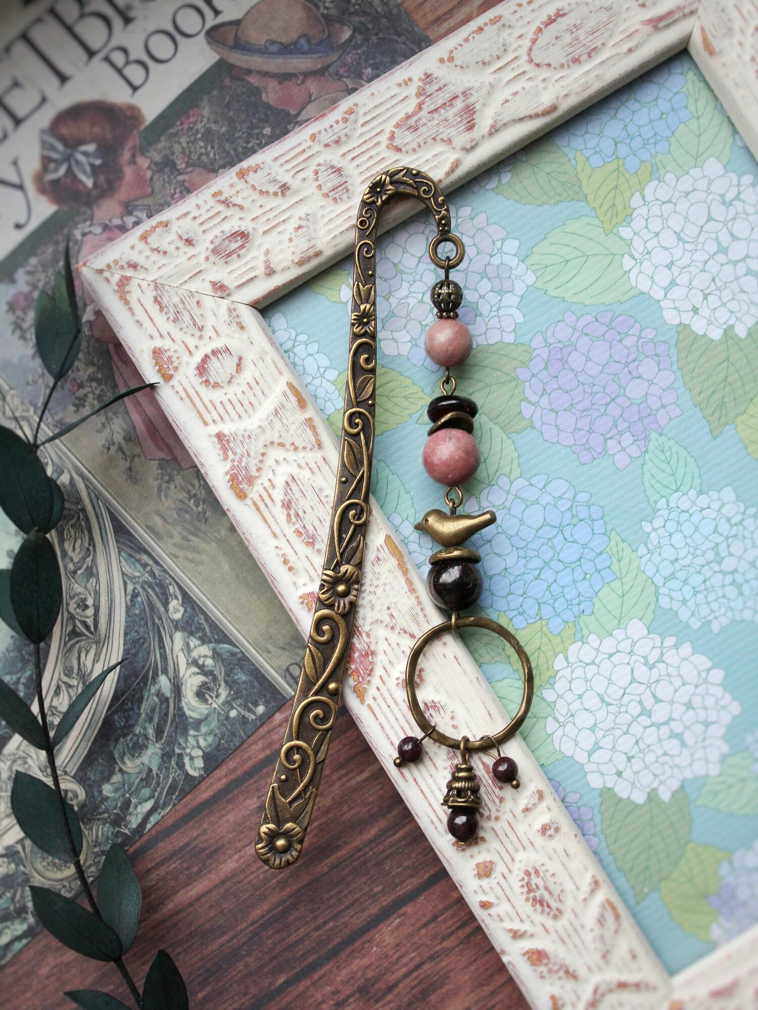 Закладка "Старинный город" гранат и родонит, с художественной подвеской, для книги ежедневника дневника, натуральные минералы, готовый подарок