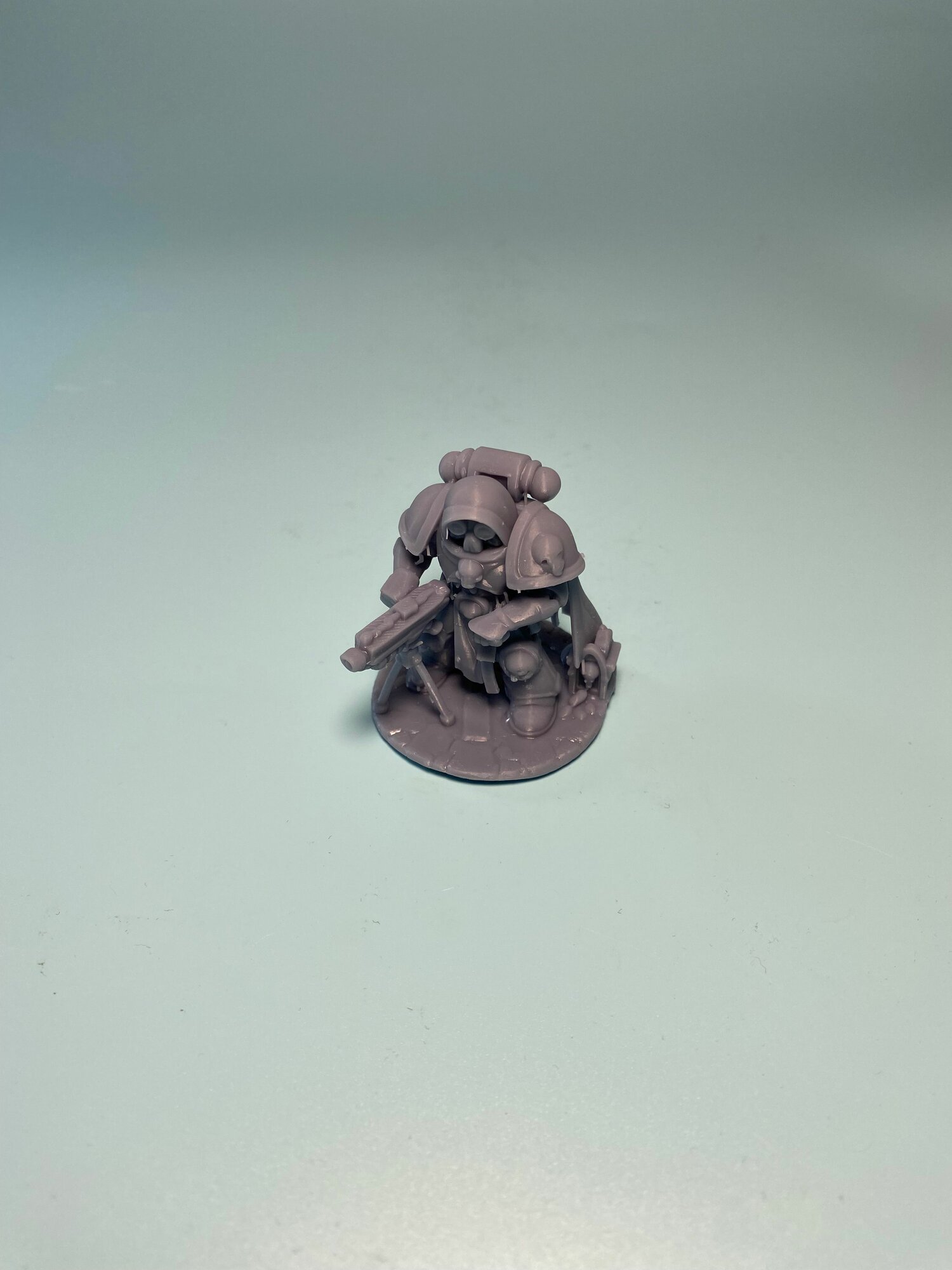 Миниатюра Artilleryman (Артиллерист) для покраски, Warhammer 40K, высота 4.5 см