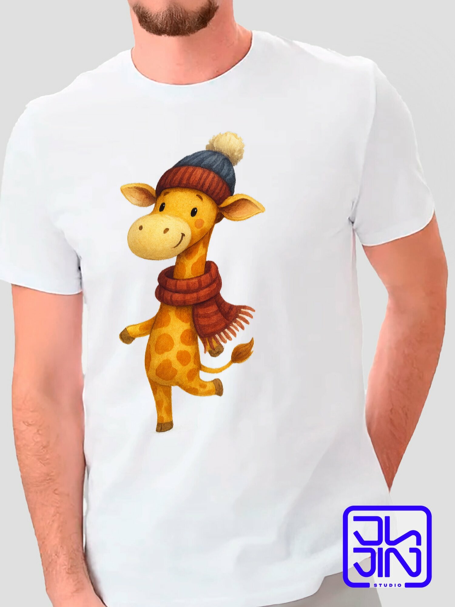Футболка классическая мужская с авторским принтом Веселый жираф в желтой шапке и оранжевом, выразительном шарфе, белый хлопковый трикотаж с прикольным рисунком на груди