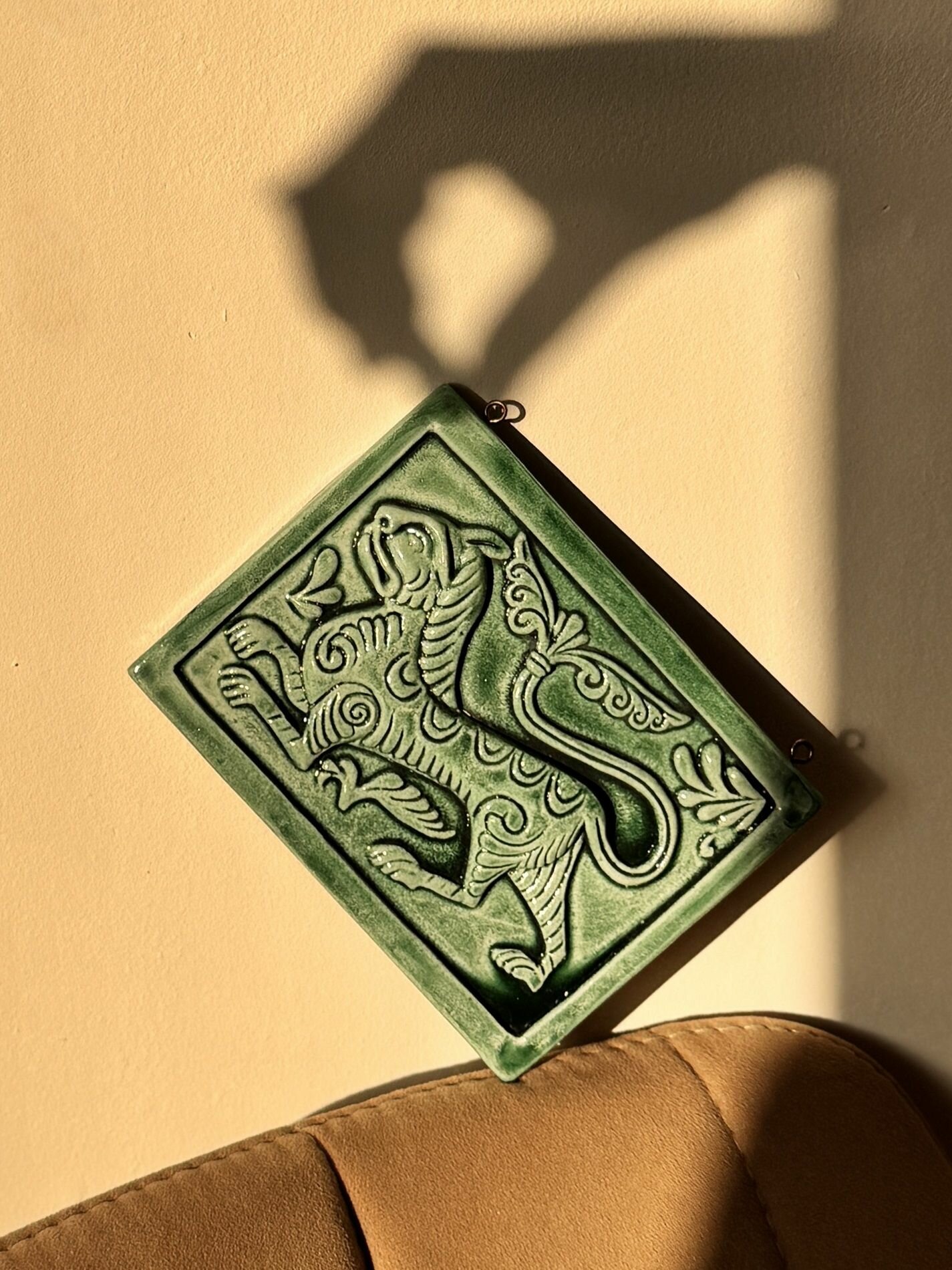 Панно настенное Геральдический Лев, изразец рельефный, 15,5*11,5*1 см