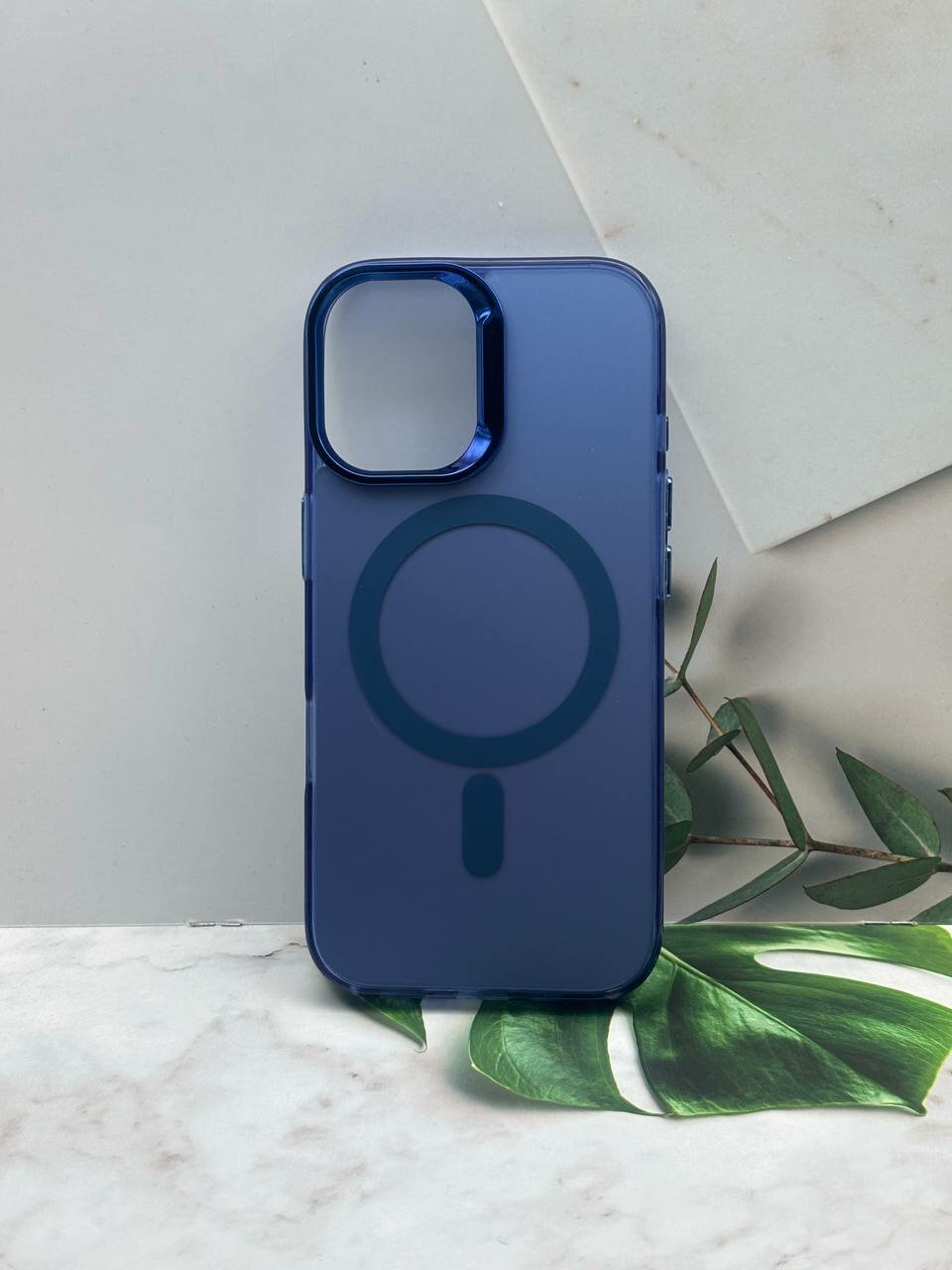 Пластиковый чехол на iPhone 17 защитный