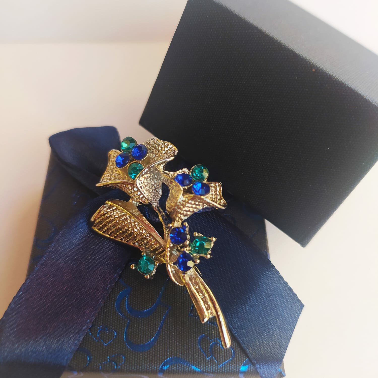 Брошь, стразы