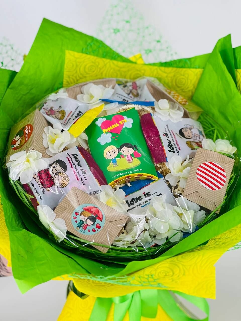 Букет из кофе с орехами и мармеладом, подарок любимой девушке Love is