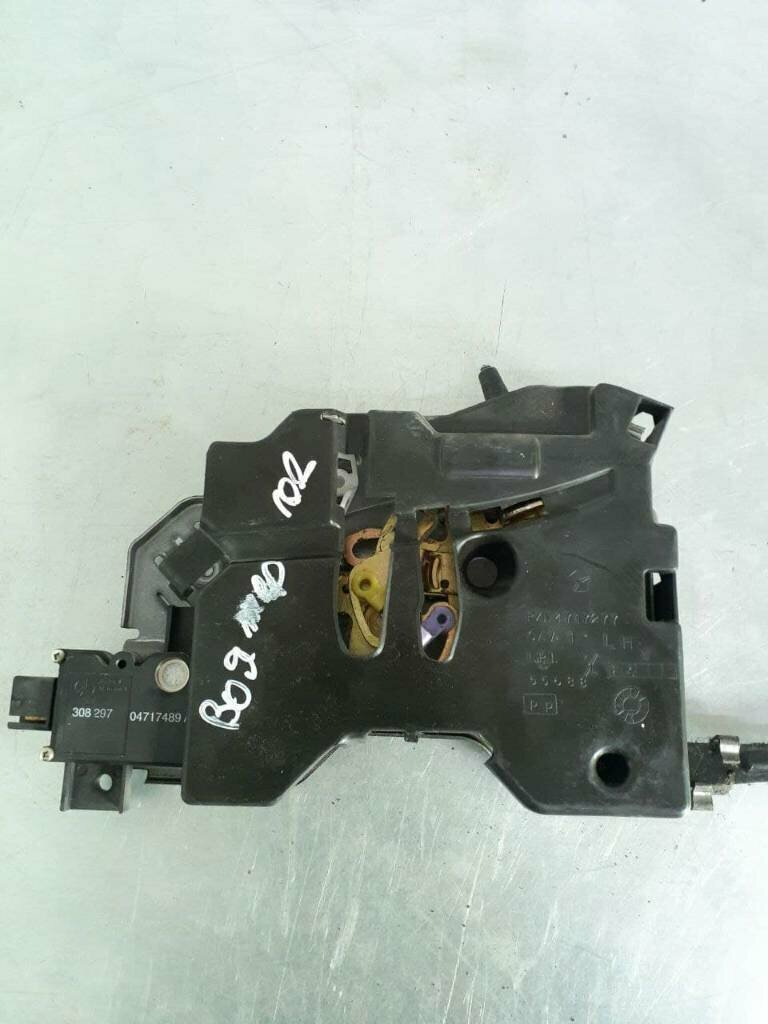 Замок двери сдвижной левой Chrysler Grand Voyager 3 1998 4717489