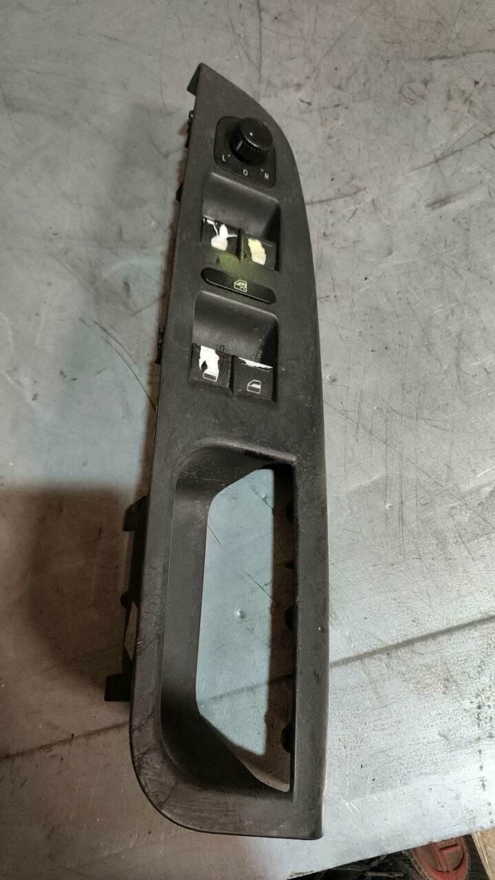 Блок управления стеклоподъемниками передней левой Volkswagen Passat B4 (1993 - 1997)