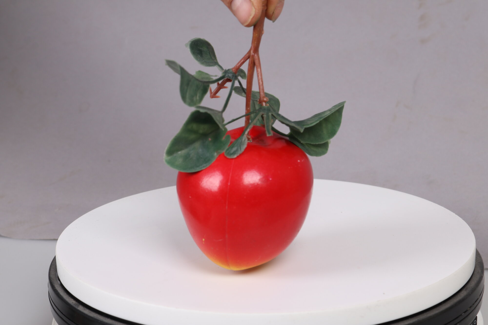 Искусственное яблоко Holodilova, декоративное, 14x14 см, в красном и зеленом цвете