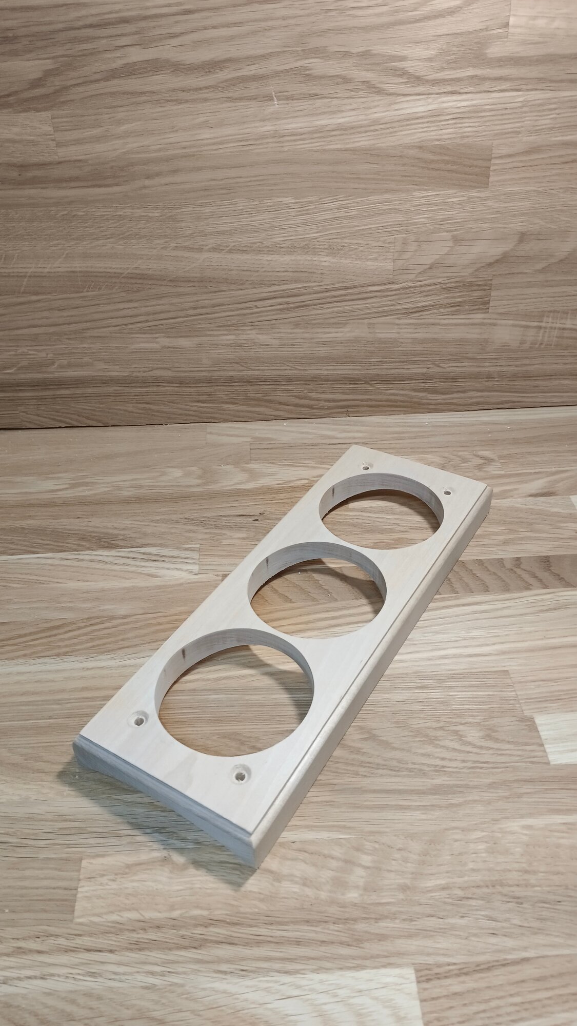 Накладка для внутреннего монтажа электропроводки на бревно, 3 поста, посадочное под расп. кор. 68мм. диаметр бревна 22-26 см. сосна