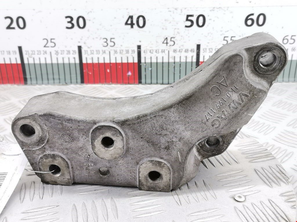 Кронштейн (крепление лапа траверса) кпп Volkswagen Scirocco 3 1K0199117AC арт. 1917716