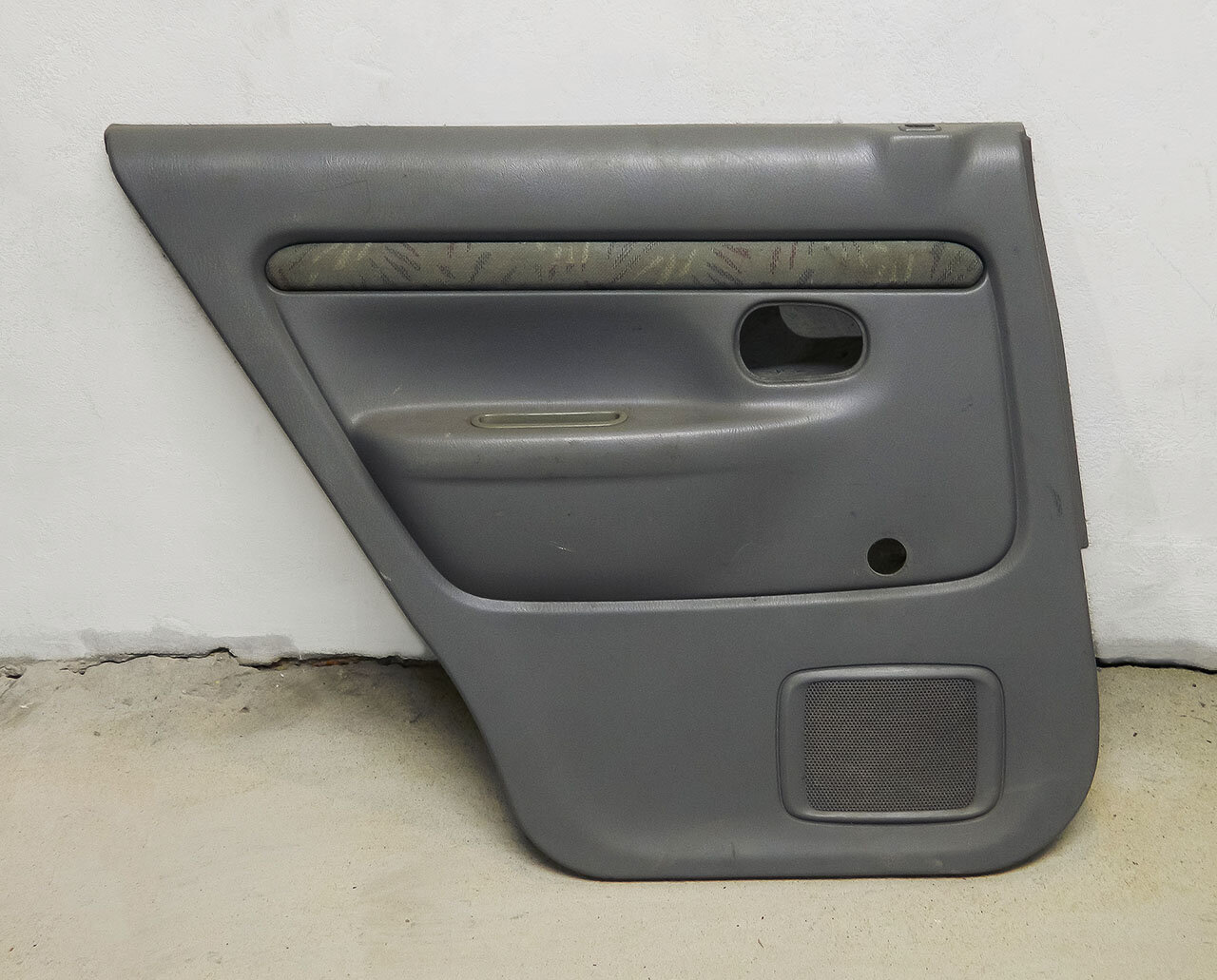 Обшивка двери задней левой Mazda Demio 1