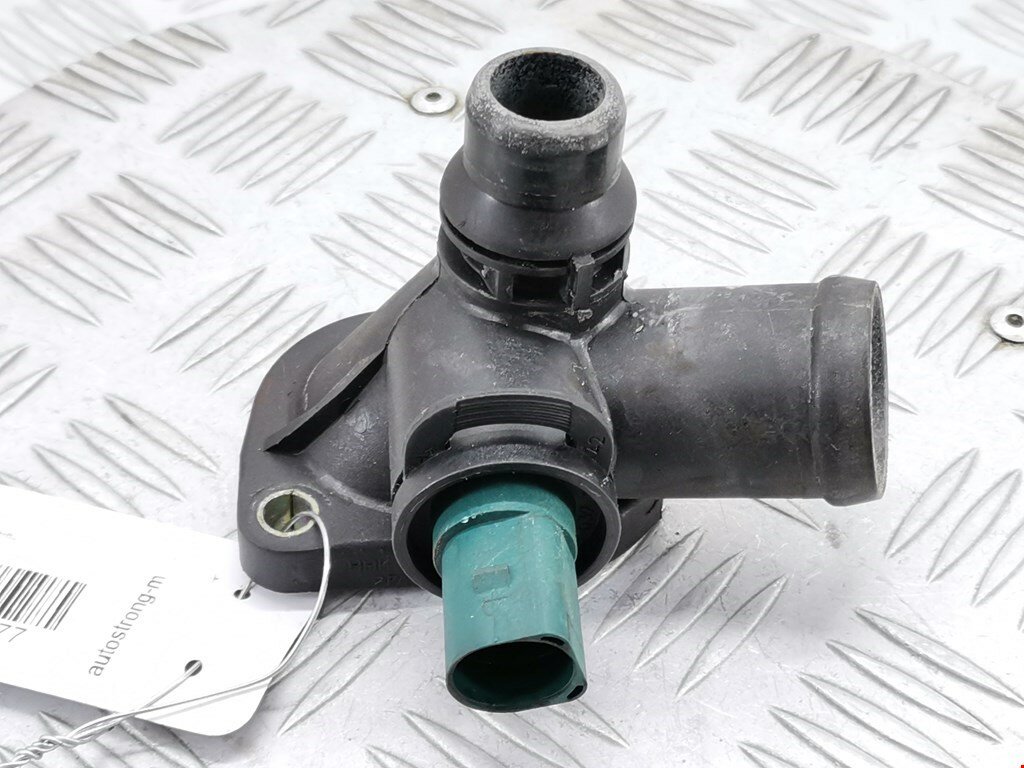 Фланец (штуцер системы охлаждения тройник) Volkswagen Passat 5 GP 06B121132H арт. 1890377